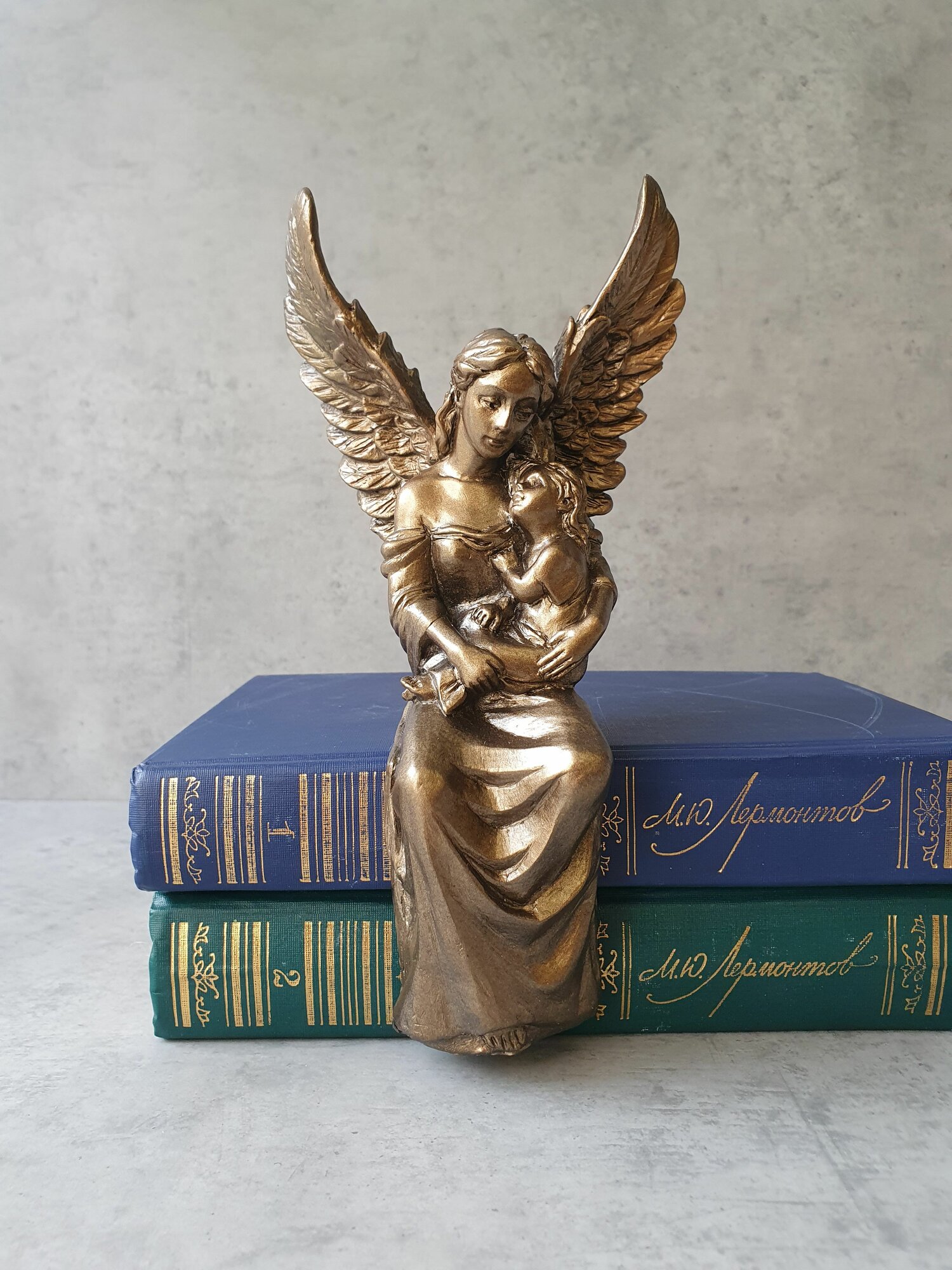 Статуэтка Ангел хранитель. Высота 20см. Цвет бронзовый. Гипс.