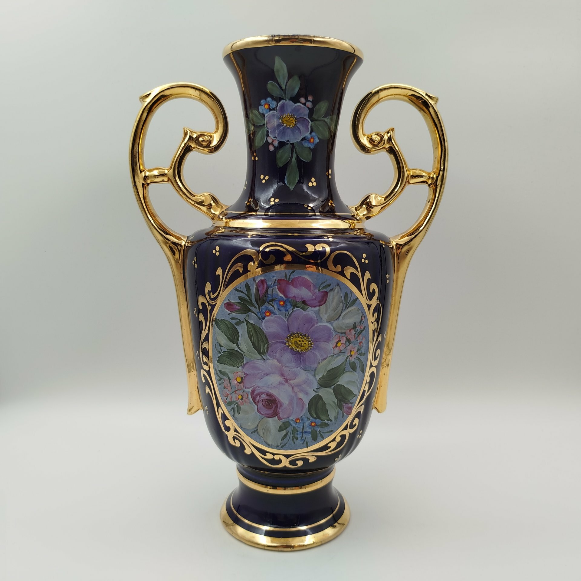 Ваза для цветов, украшенная флоральным декором на кобальтовом фоне, фарфор