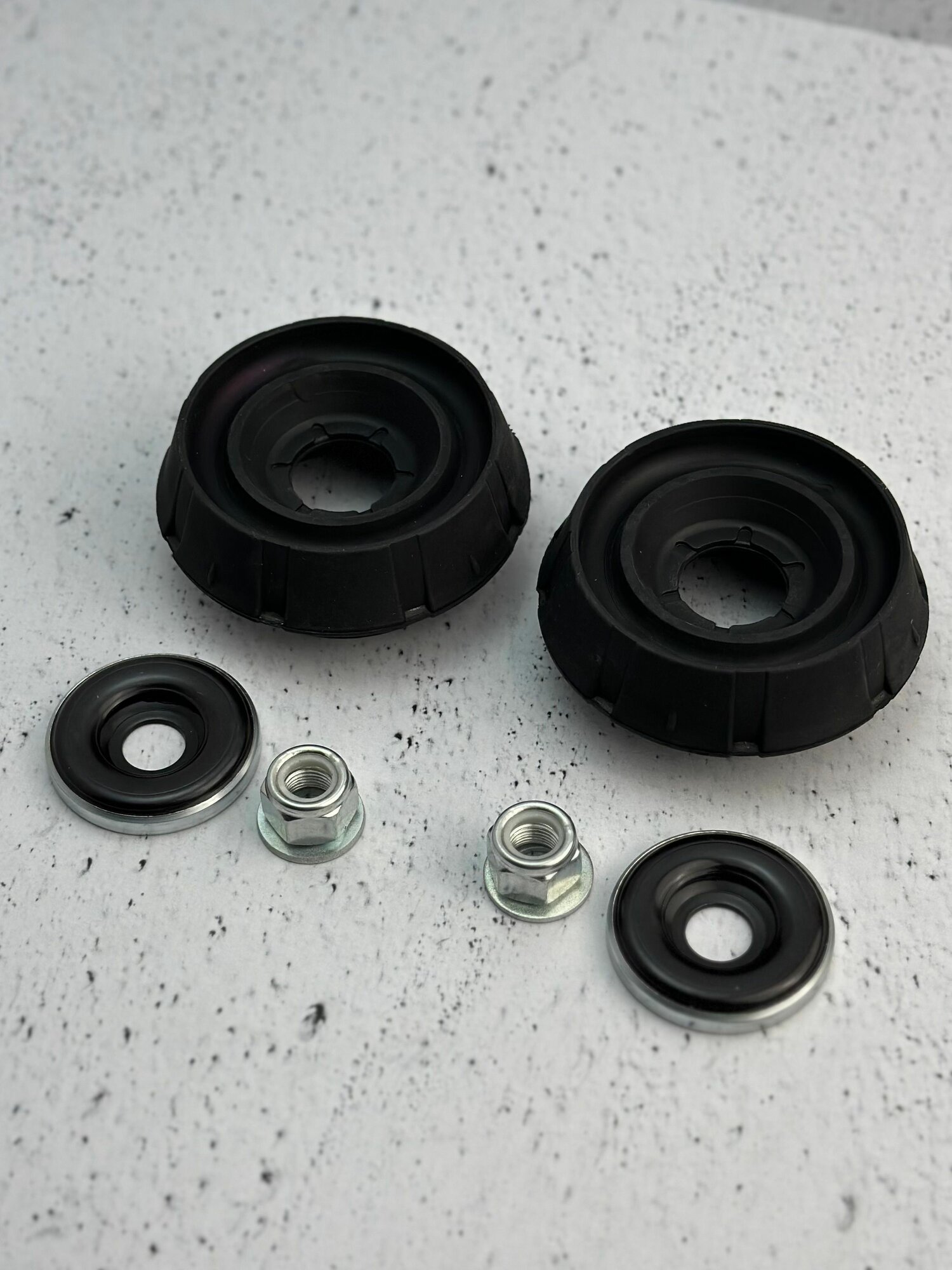 Комплект опоры амортизатора. Подшипник, опора передняя 2шт. Опорный подшипник - 8200651172 (2 штуки). Опора передняя - 6001547499 (2 штуки). Две гайки.