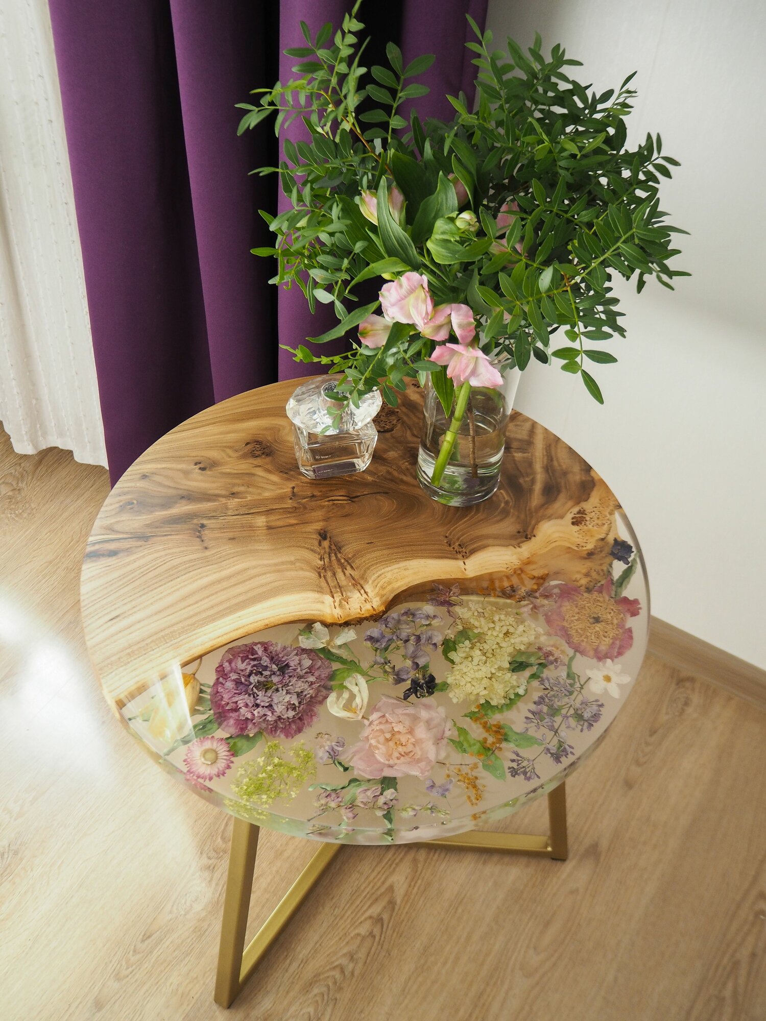 Журнальный стол wild forest из слэба капового карагача с эпоксидной смолой и высушенными цветами