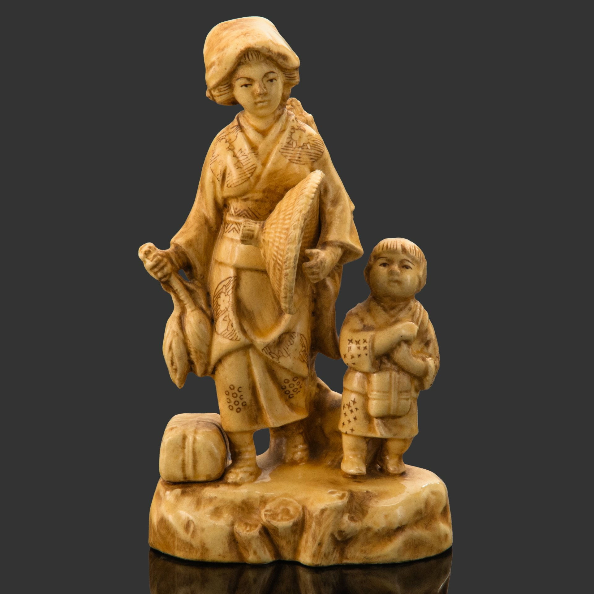 Статуэтка "Продавщица цветов с бутонами лотоса", фаянс, роспись, Япония, 1920-1950 гг.