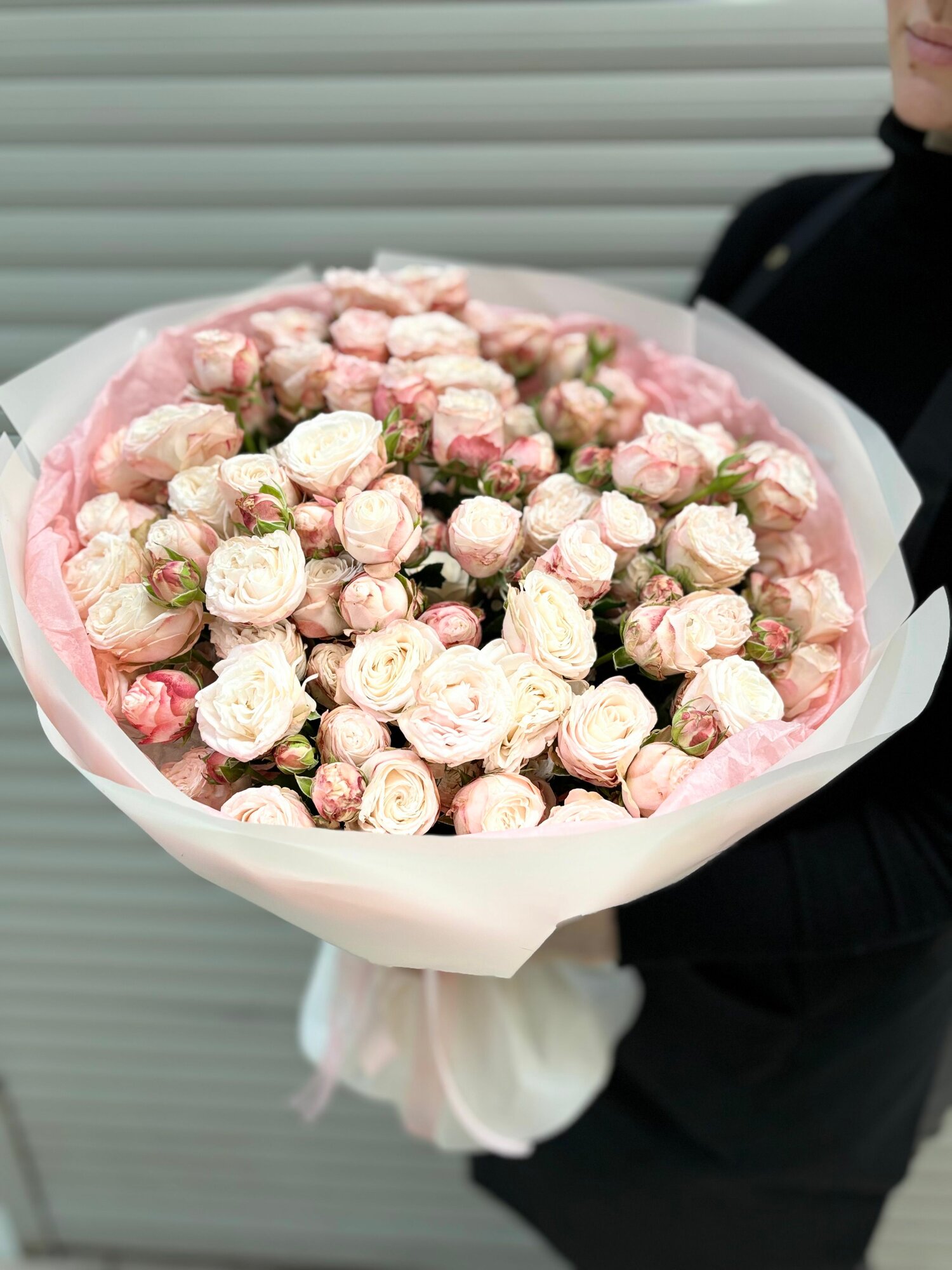 Букет из кустовых пионовидных роз Бомбастик ELITE цветочный рай