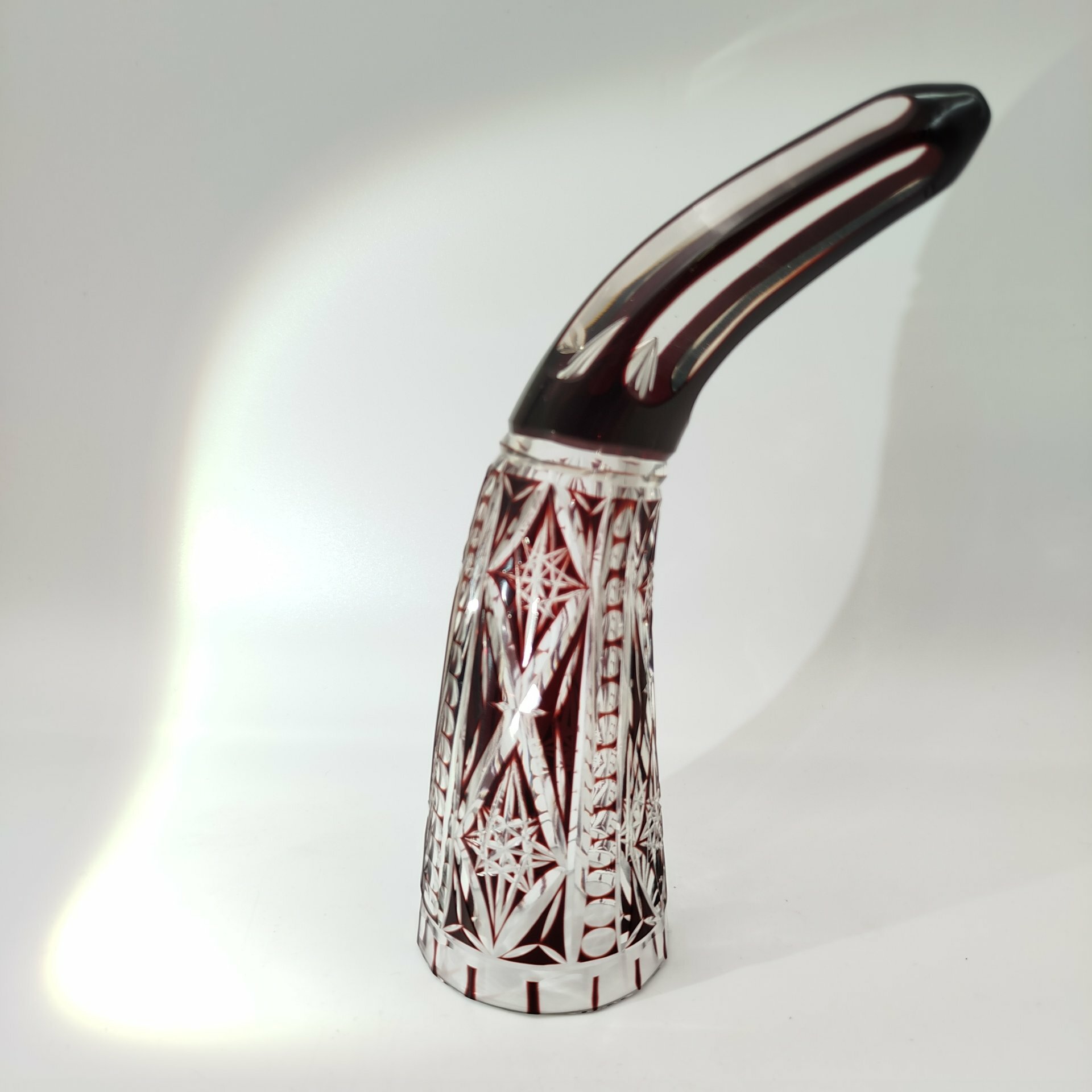 Кубок для вина ("Рог изобилия") марганцевого оттенка