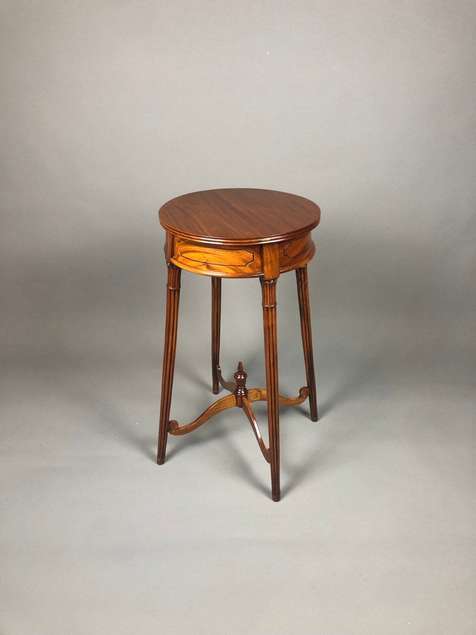 Стол приставной DOMKORLEONE из красного дерева (mahogany wood), цвет орех NAA (светло-коричневый)