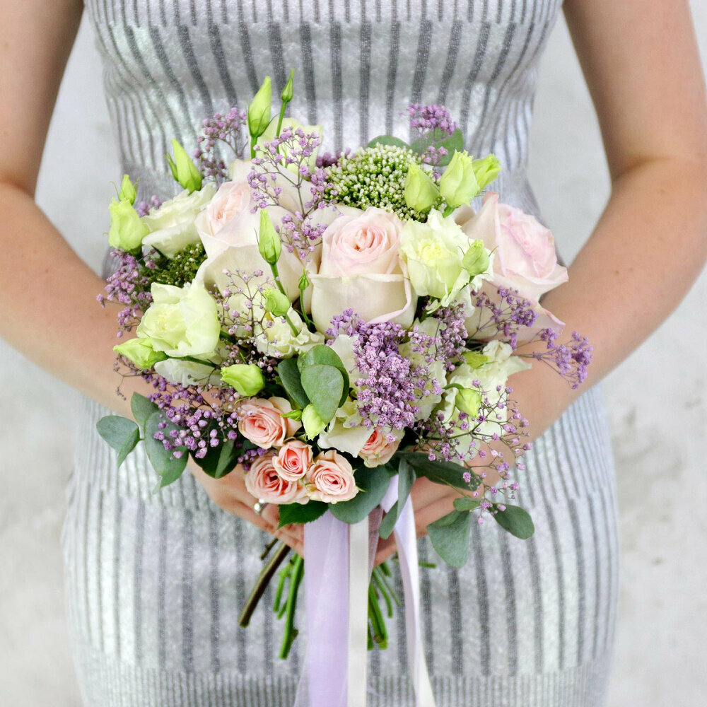 Букет живых цветов Букет Маркет "Розы, лизиантусы, гипсофилы", 32 см, под ленту