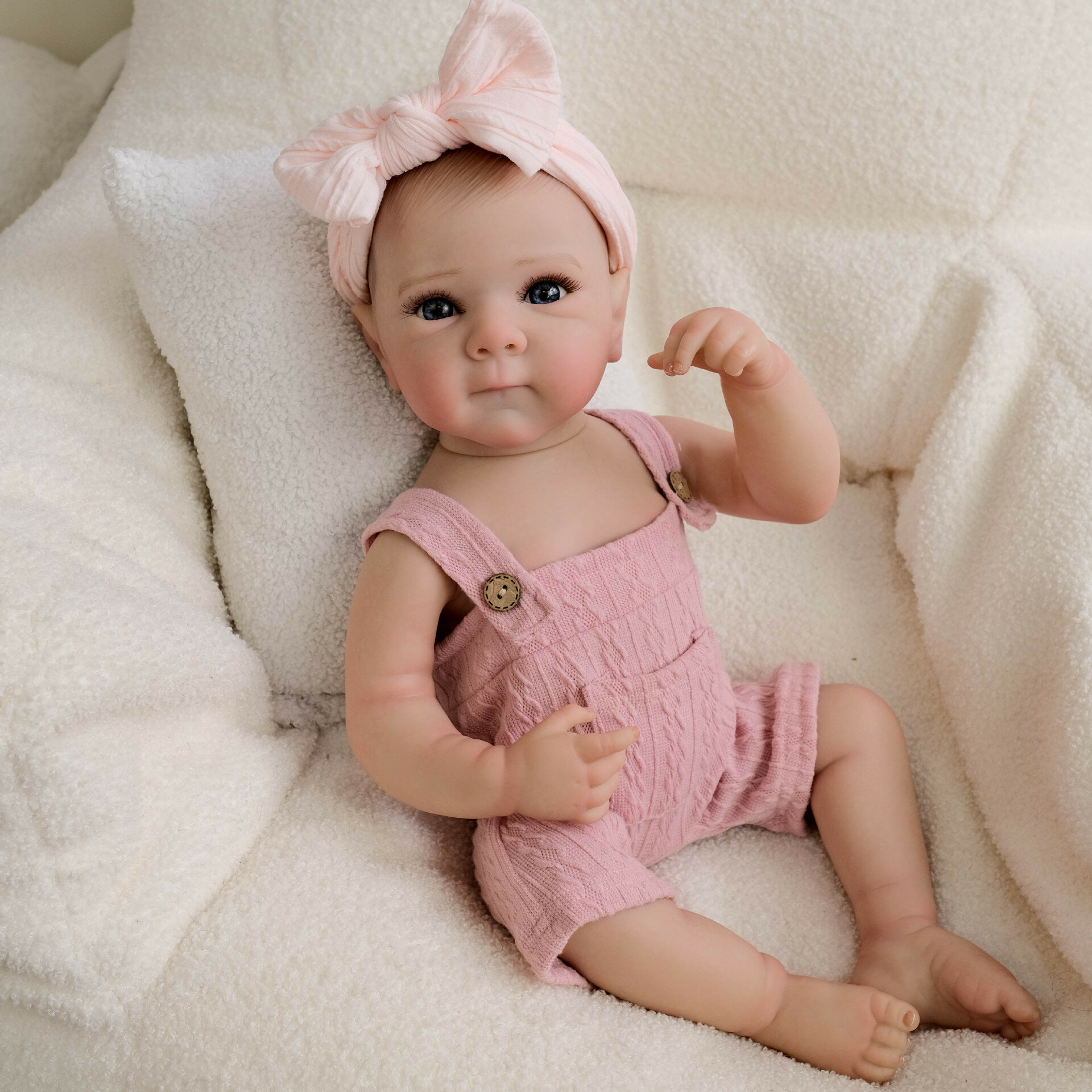 20-дюймовая реалистичная кукла-реборн Бетти в розовом комбинезоне, принимающая ванну.