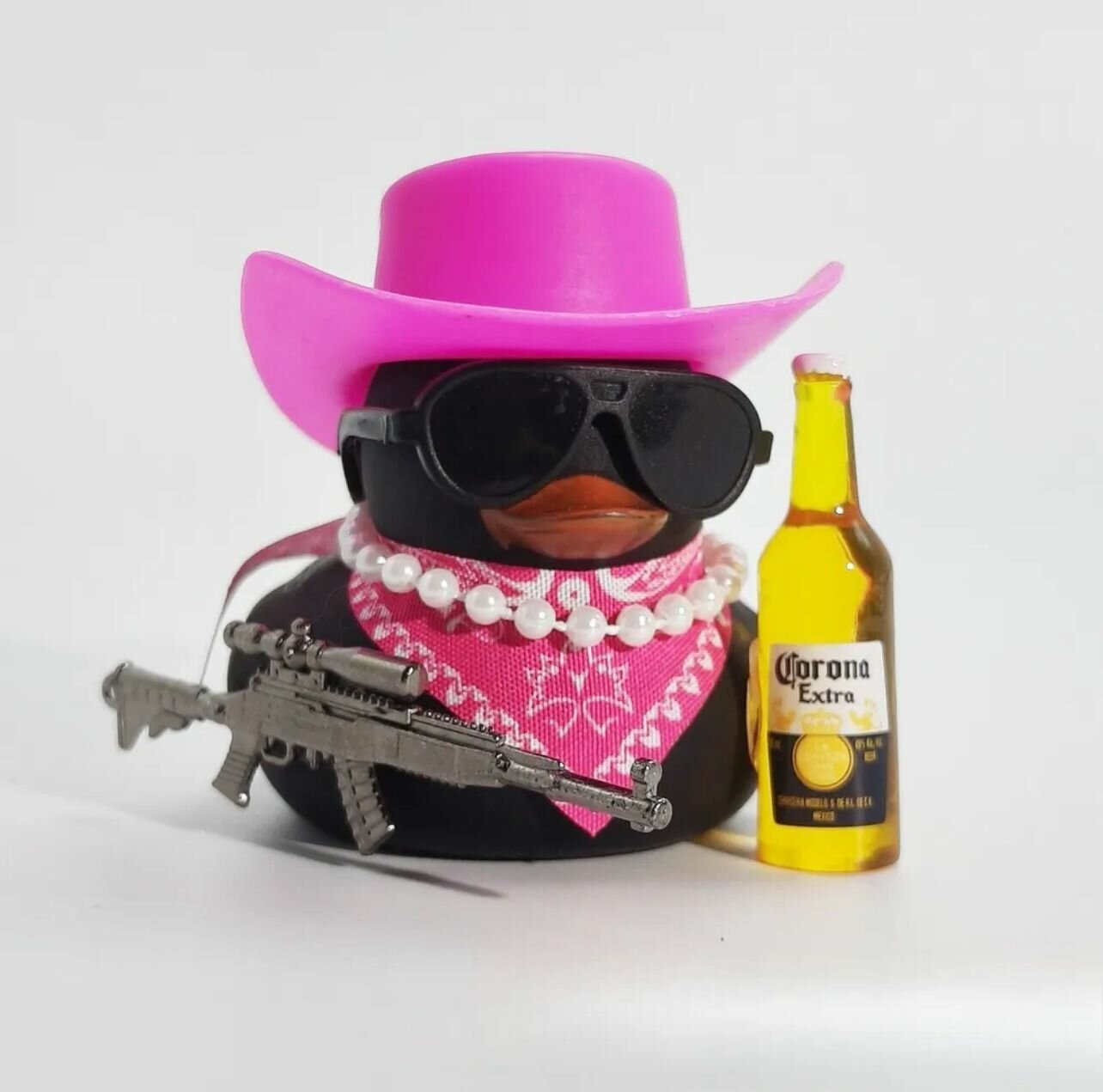 Игрушка уточка в машину в шлеме и очках