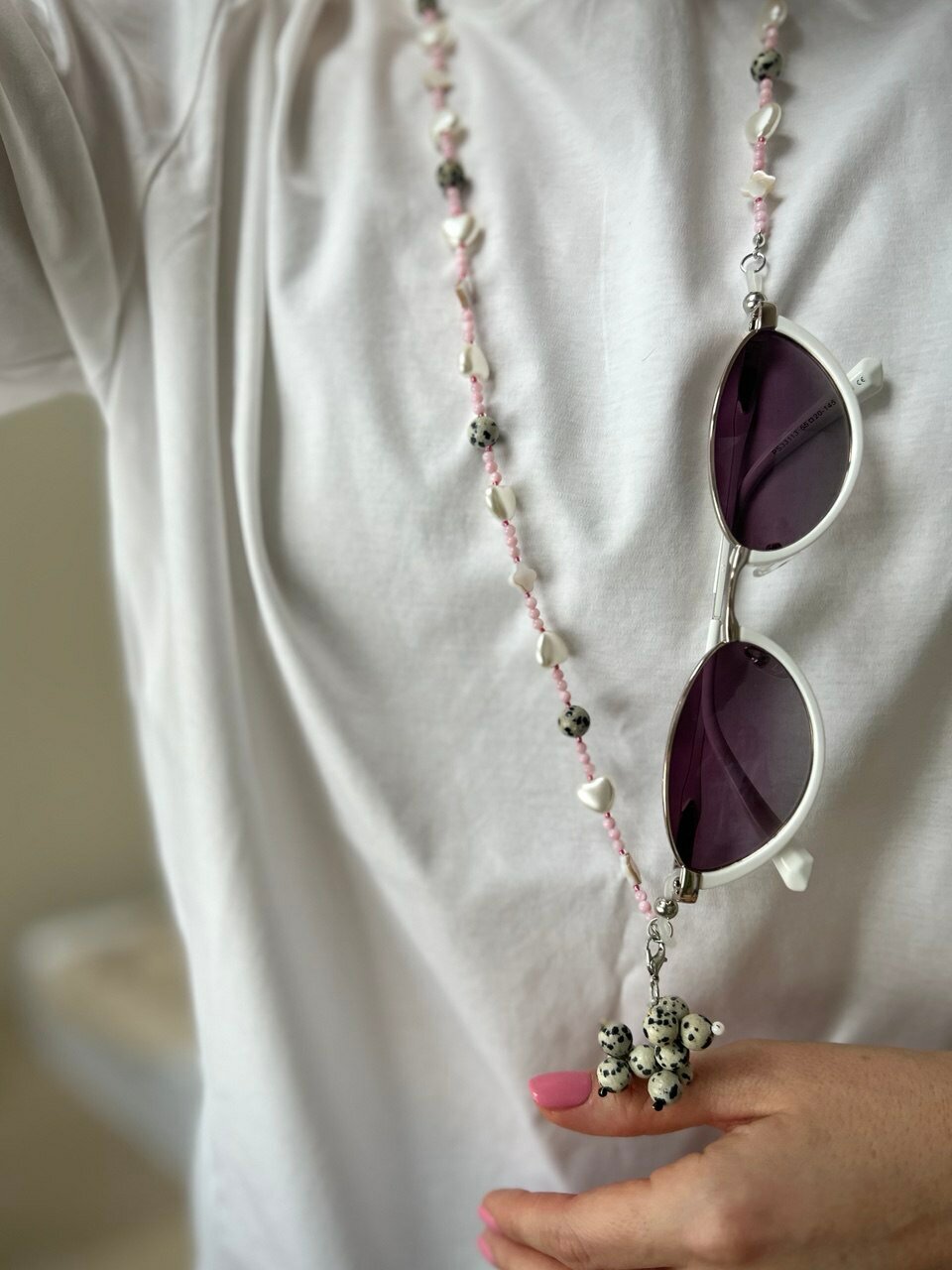 Цепь для очков из натурального перламутра. Ручная работа. Держатель для наушников с подвесом