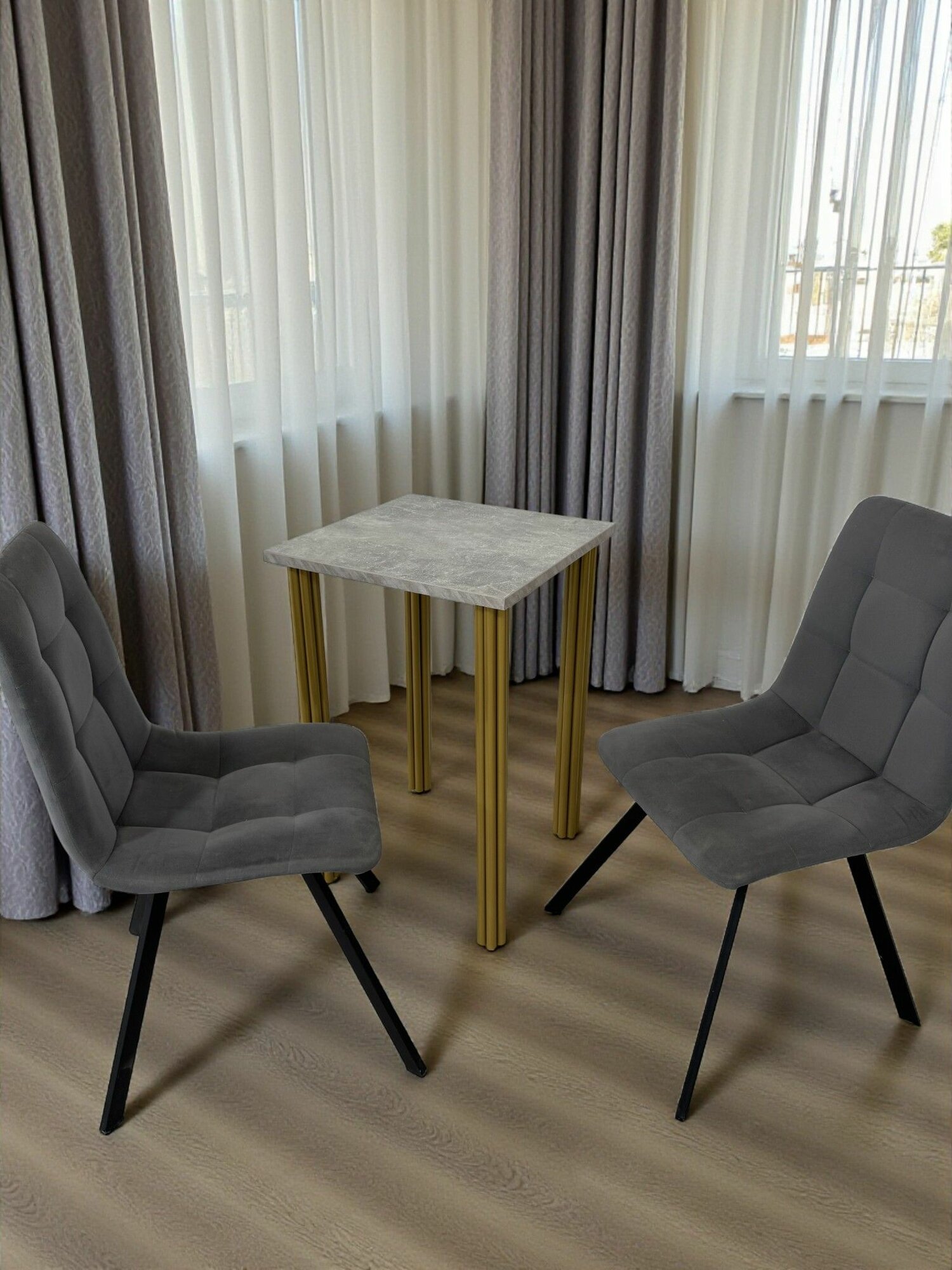 Дизайнерский стол обеденный/ цвет Бетон Светлый, 50*50 см. Ножки золото.