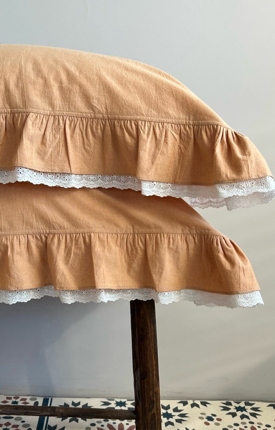 Постельное белье семейный из вареного хлопка "Шебби-шик"с рюшами и кружевом / горчичный меланж / yellow melange shabby