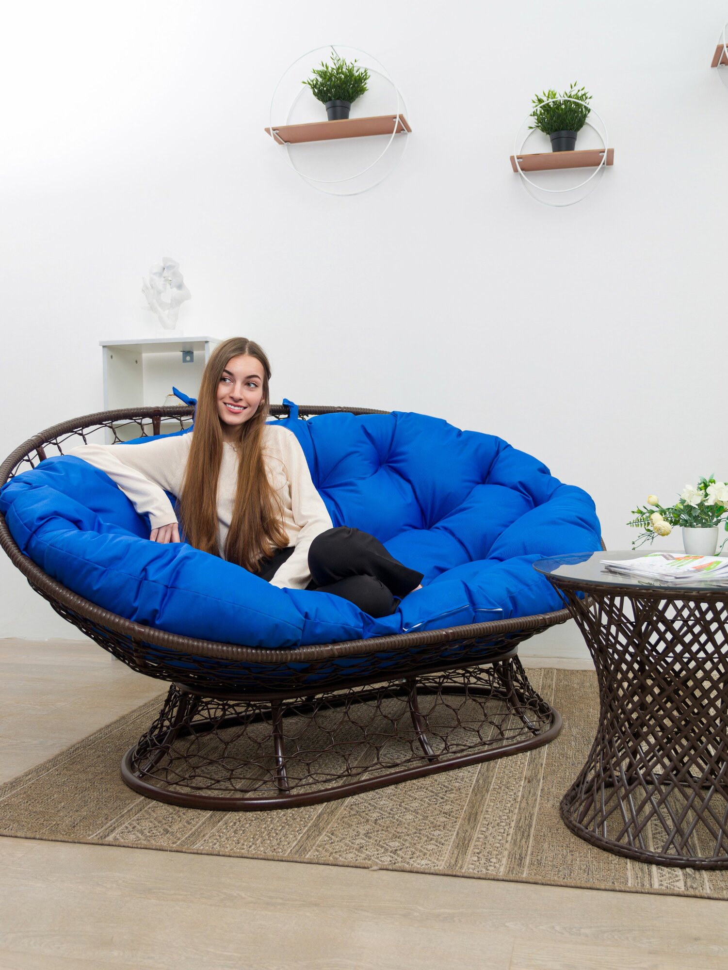 Диван мамасан с ротангом коричневый, синяя подушка
