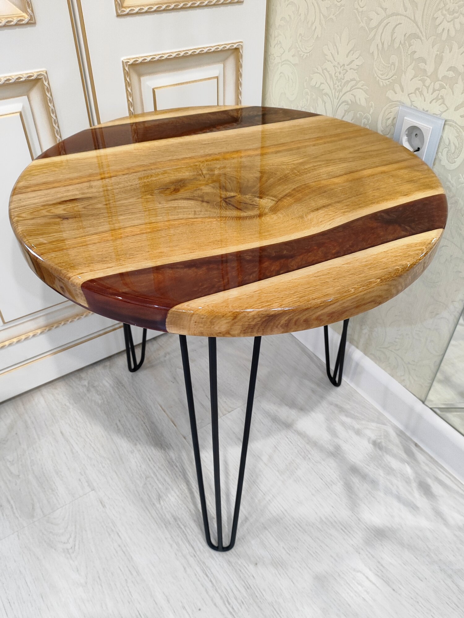 Журнальный столик "Дуб кофейный 25-06 (55)" ручной работы, 55*55*53 см, массив дуба, эпоксидная смола.