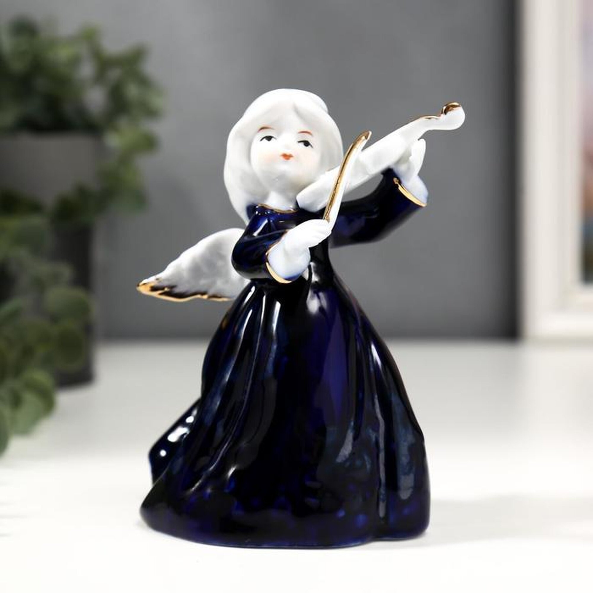 Фигурка керамика под фарфор «Ангелочек со скрипкой», кобальт, 12.5×10×8 см