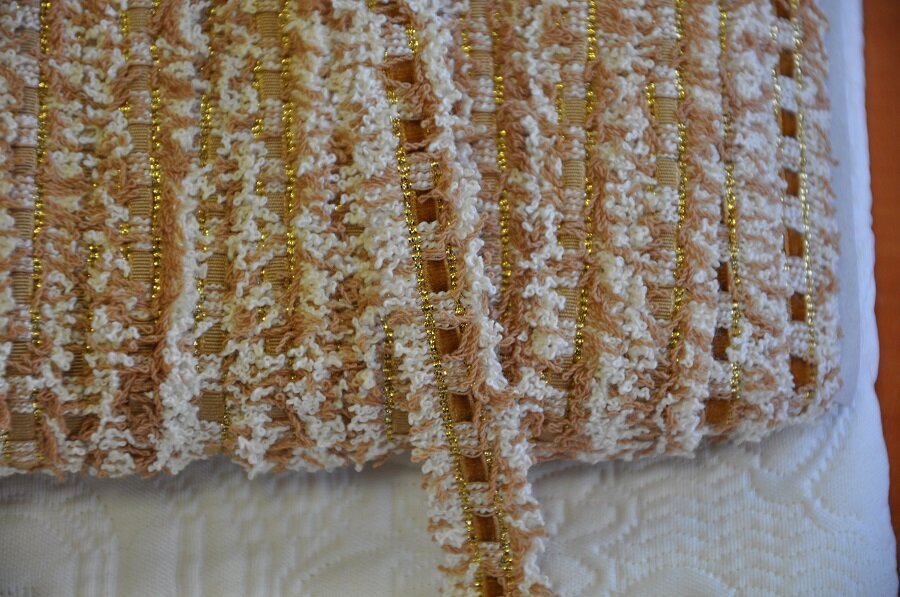 Тесьма твидовая Шанель бежевого цвета с золотым люрексом 1,5 см, набор 1 метр (д-1445)