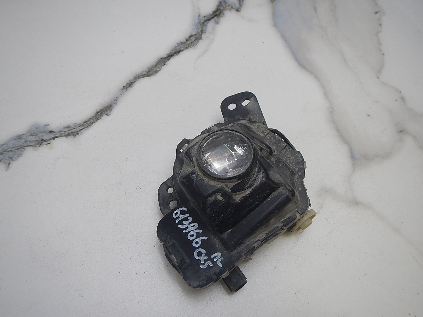 Б/У Фара противотуманная левая, Mazda (Мазда)-CX-5 (12-) MAZDA CX-5 (12-) 15- Сломано крепление, трещина на корпусе. 6139...