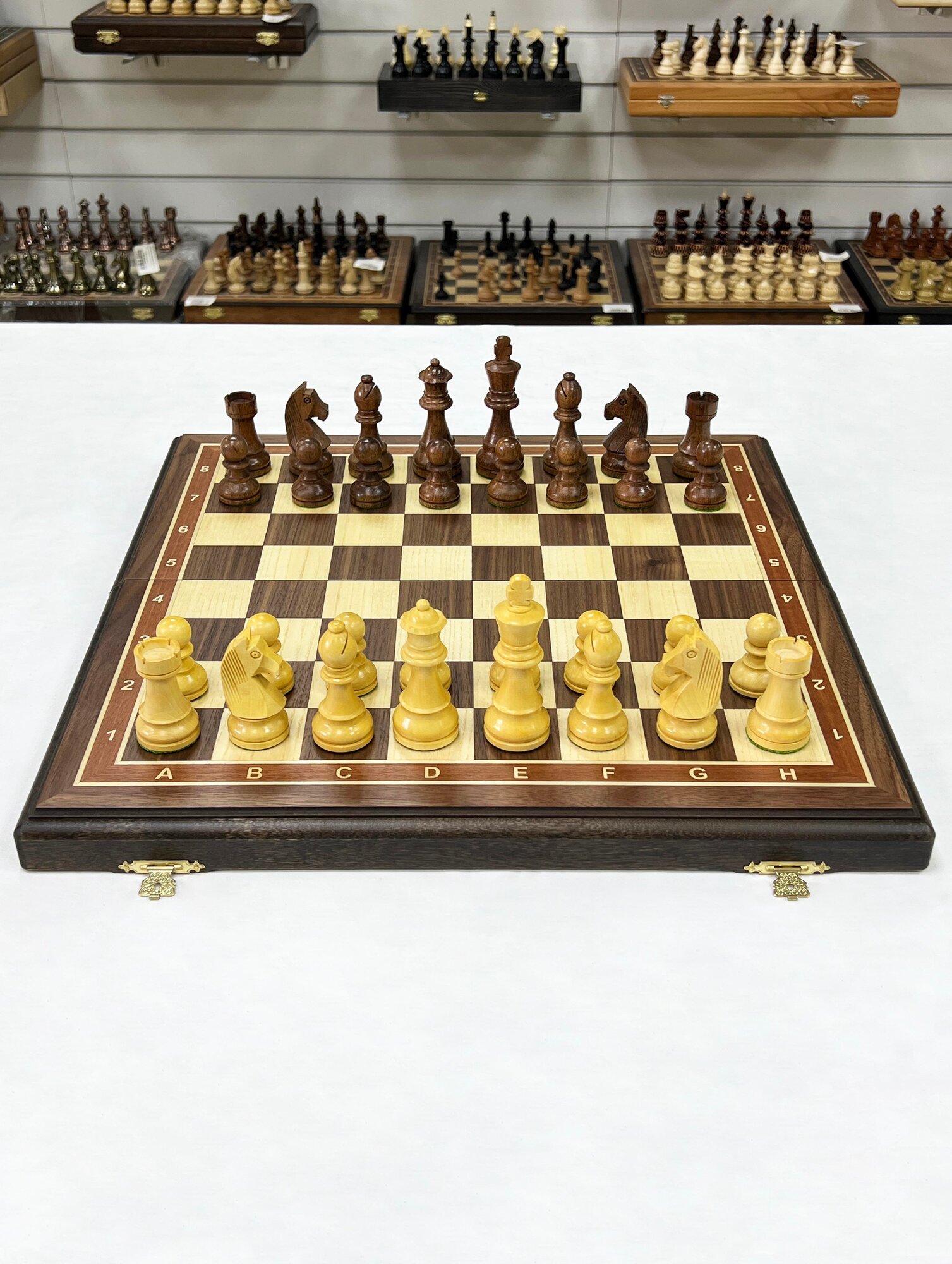 Шахматы подарочные орех с фигурами Стаунтон Чемпион из самшита и палисандра средние