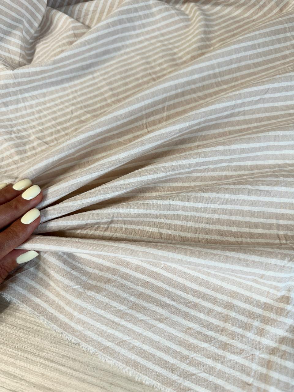 1м. Вареный (стираный) хлопок в полоску. Ткань для шитья. Ширина 250 см. Цвет бежевый с белым
