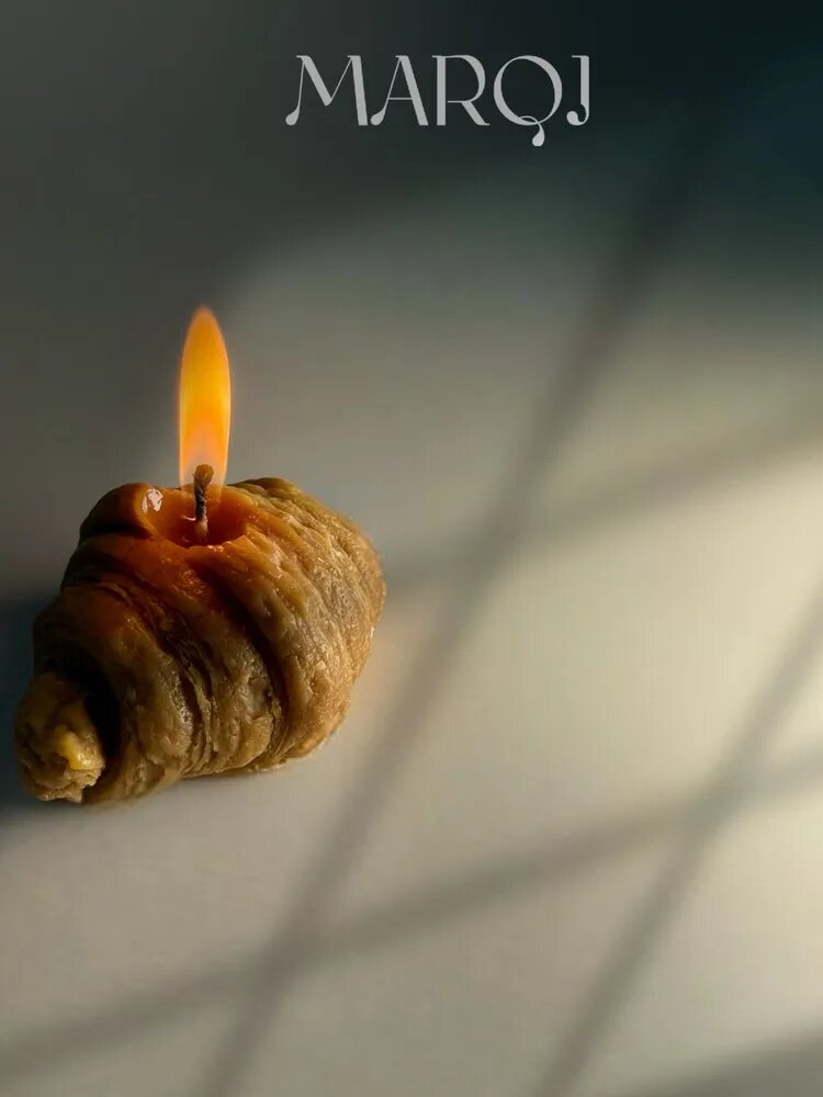 Свеча формовая c ароматом "Французская пекарня" MARQI / Аромасвеча в форме круассана с хлопковым фитилем