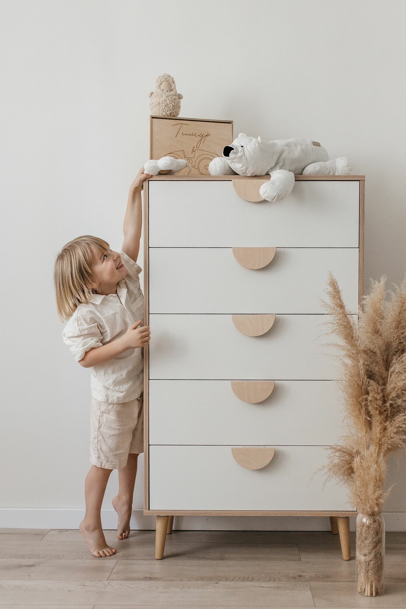 Комод Высокий Модерн 5 ящиков корпус Сонома/Белый фасад деревянные ручки