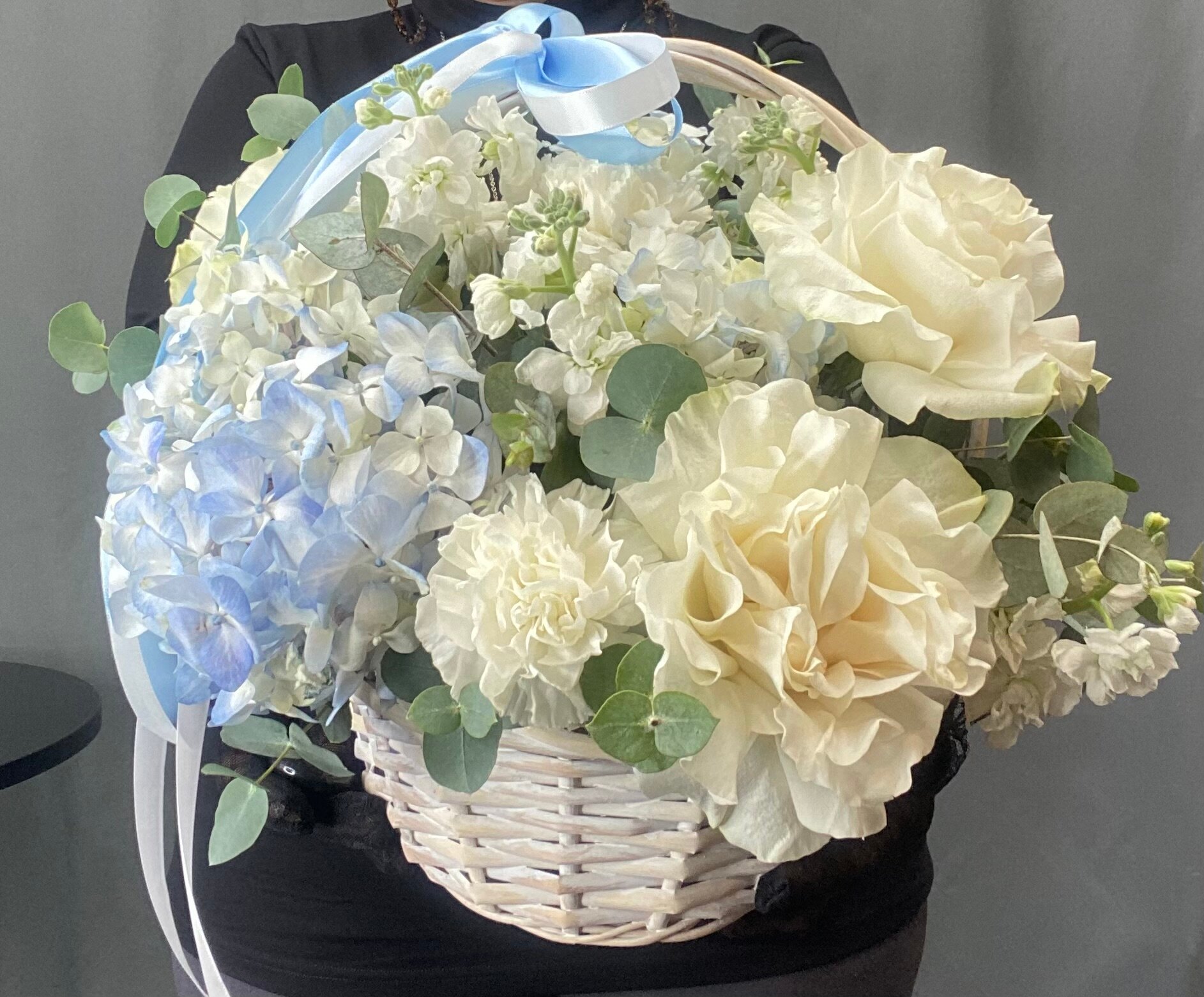 Букет живых цветов N1flor из 1 гортензии, 5 французских роз, 2 матиол и 2 диантусов с 10 эвкалиптом в плетеной корзинке, 35 см.
