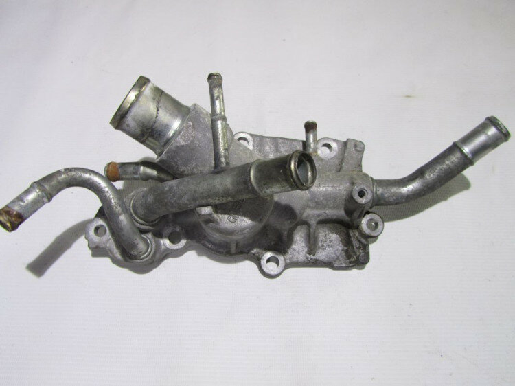 Корпус термостата 11060JD20A 11060ET00D 226300M200 Ниссан Кашкай J10 JJ10 X-Trail с MR20DE