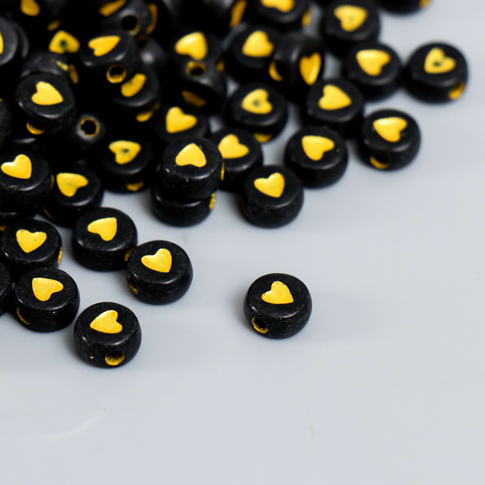 Набор бусин для рукоделия и плетения "Арт Узор. Золотое сердце на круге", 20 г, пластик, 0.7x0.7x0.4 см