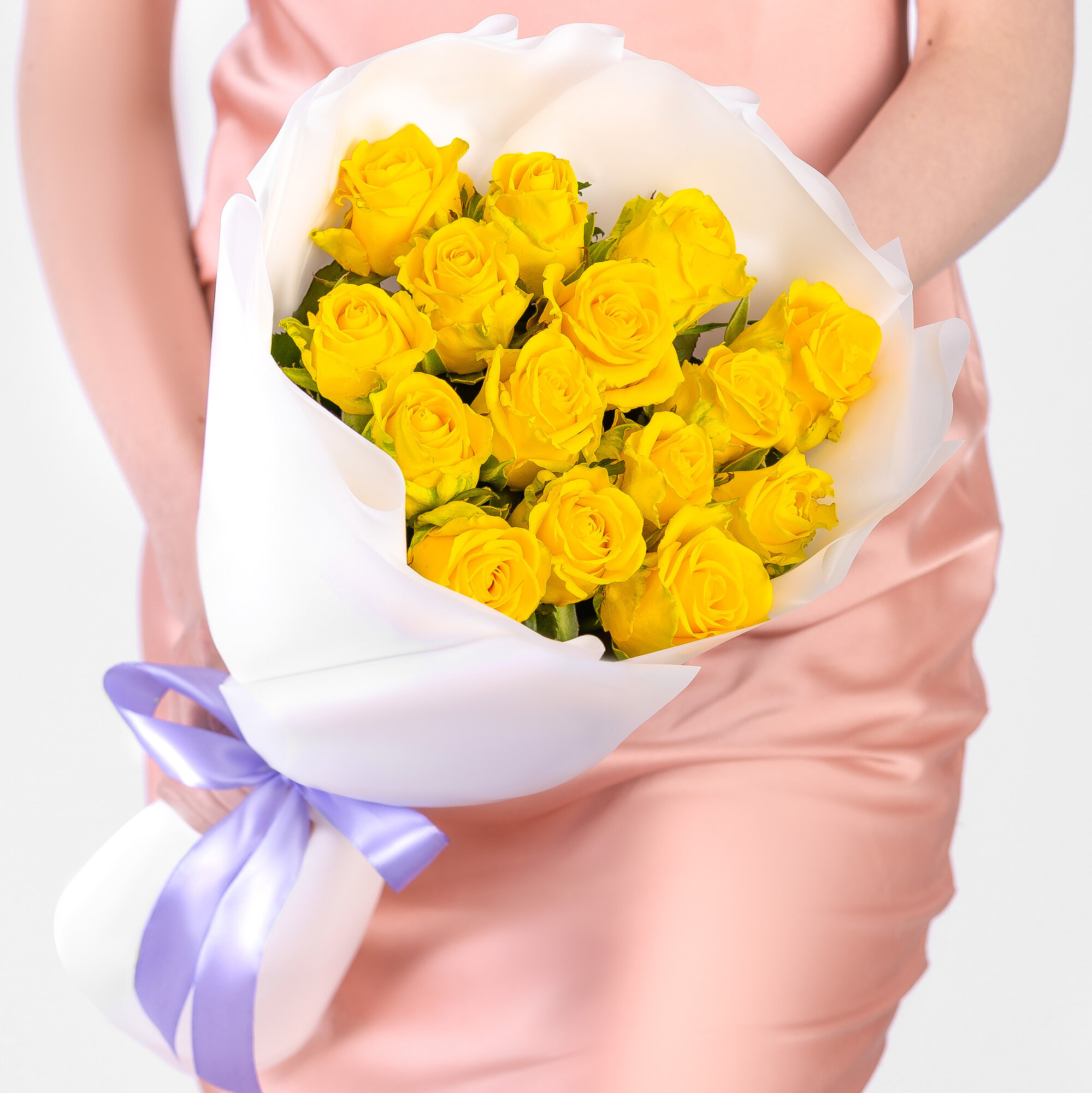 Букет Мегацвет24 "Пенни Лейн", высота 50см, 15 желтых роз, дизайнерская упаковка