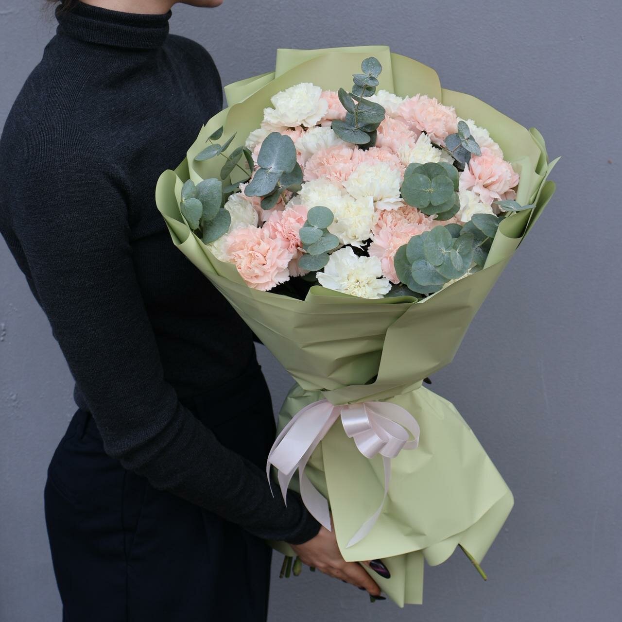 Нежный микс из гвоздик с эвкалиптом