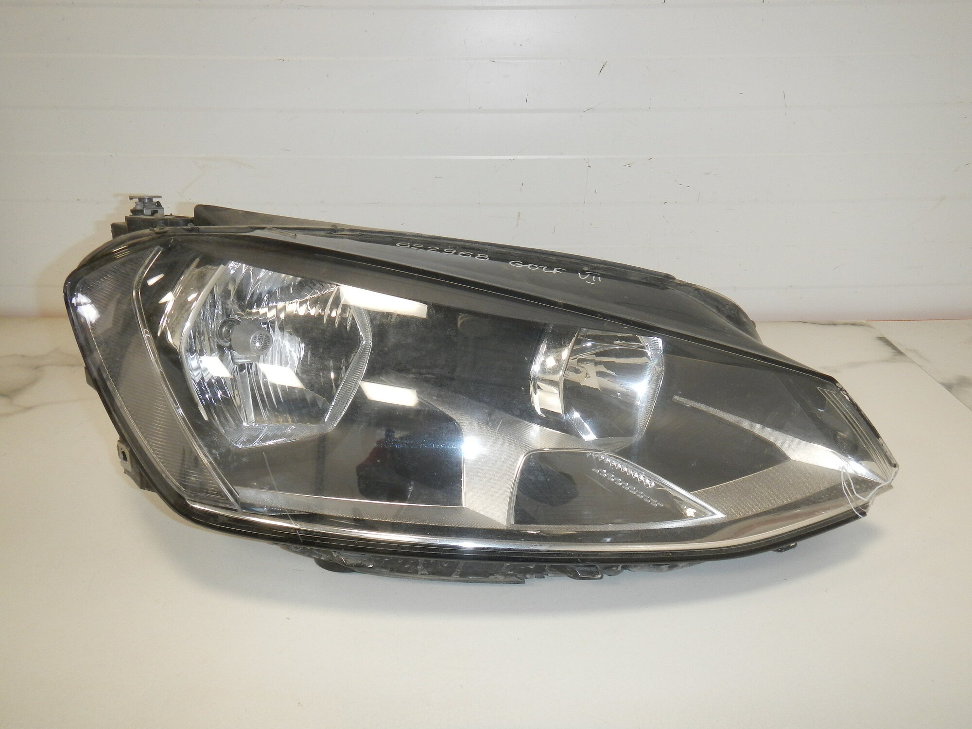 Б/У Фара правая, Volkswagen (Фольксваген)-GOLF VII (12-19) VOLKSWAGEN GOLF VII (12-19) Царапины, трещина на стекле и кор...