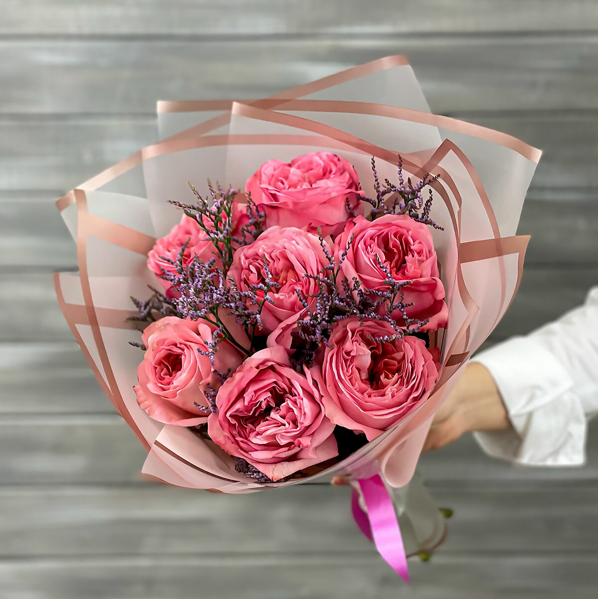 Букет "Букет Маркет", пионовидные розы, лимониум, оберточная бумага, на стеблях