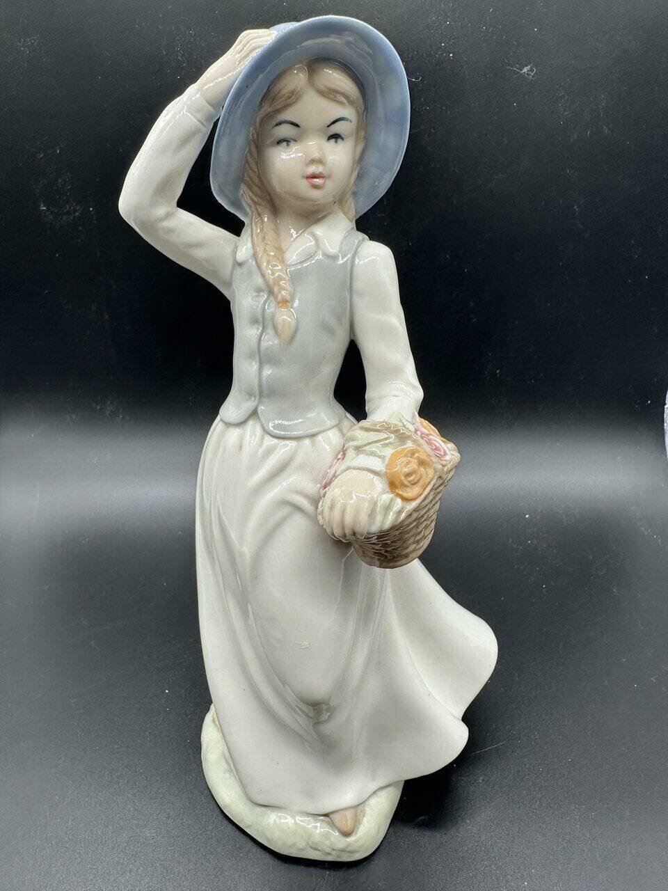 Статуэтка Девушка в корзиной цветов фарфор Jango (испания)винтаж 23см