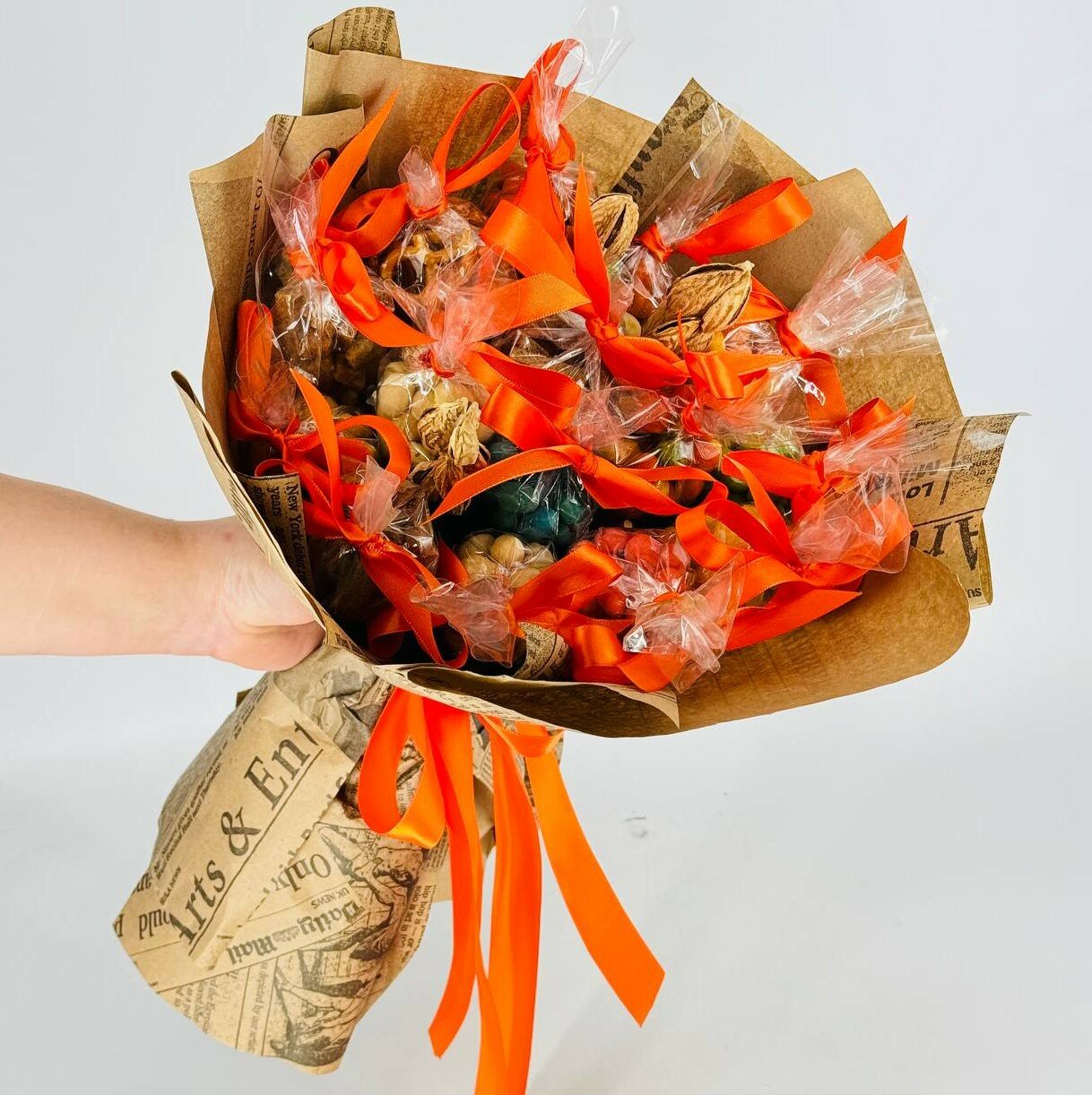 Мужской букет из снеков, орехов. Съедобный букет к пиву