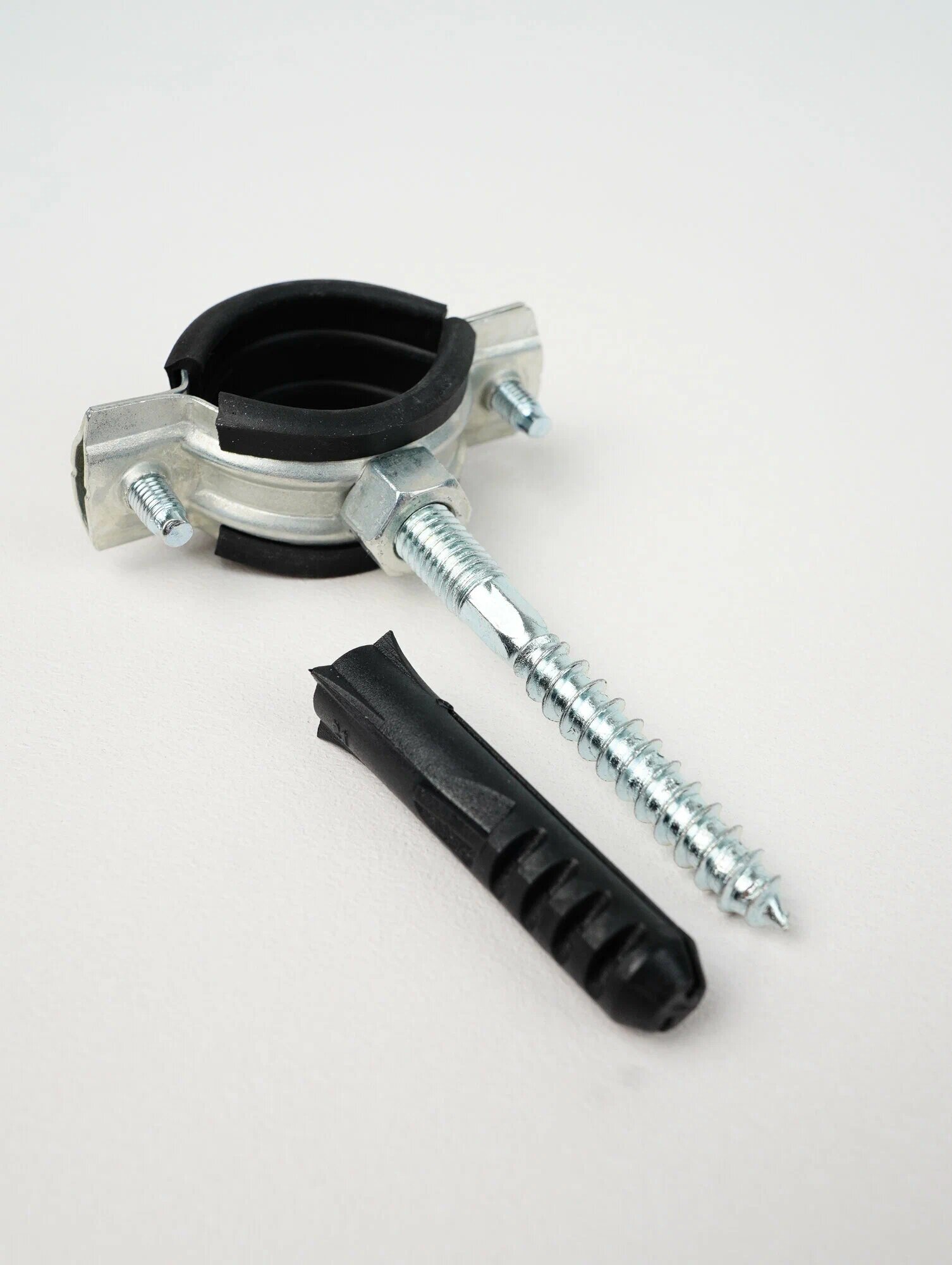 Хомут сантехнический TAEN, 3/4" (26-30 мм), с дюбелем и шурупом - 1 шт.