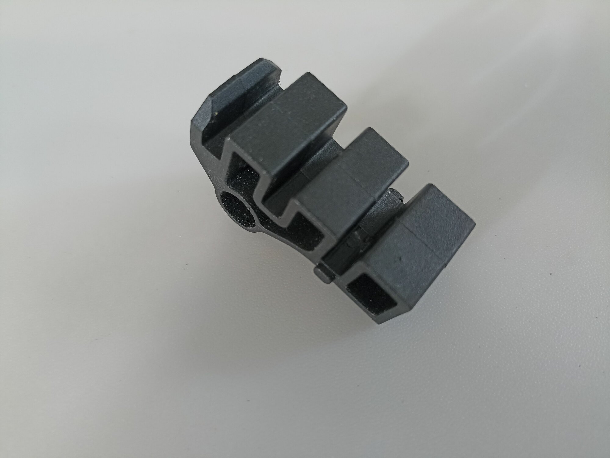 Фиксатор стекла, нижний правый, для ДШ Haier HOD-P08TGBX