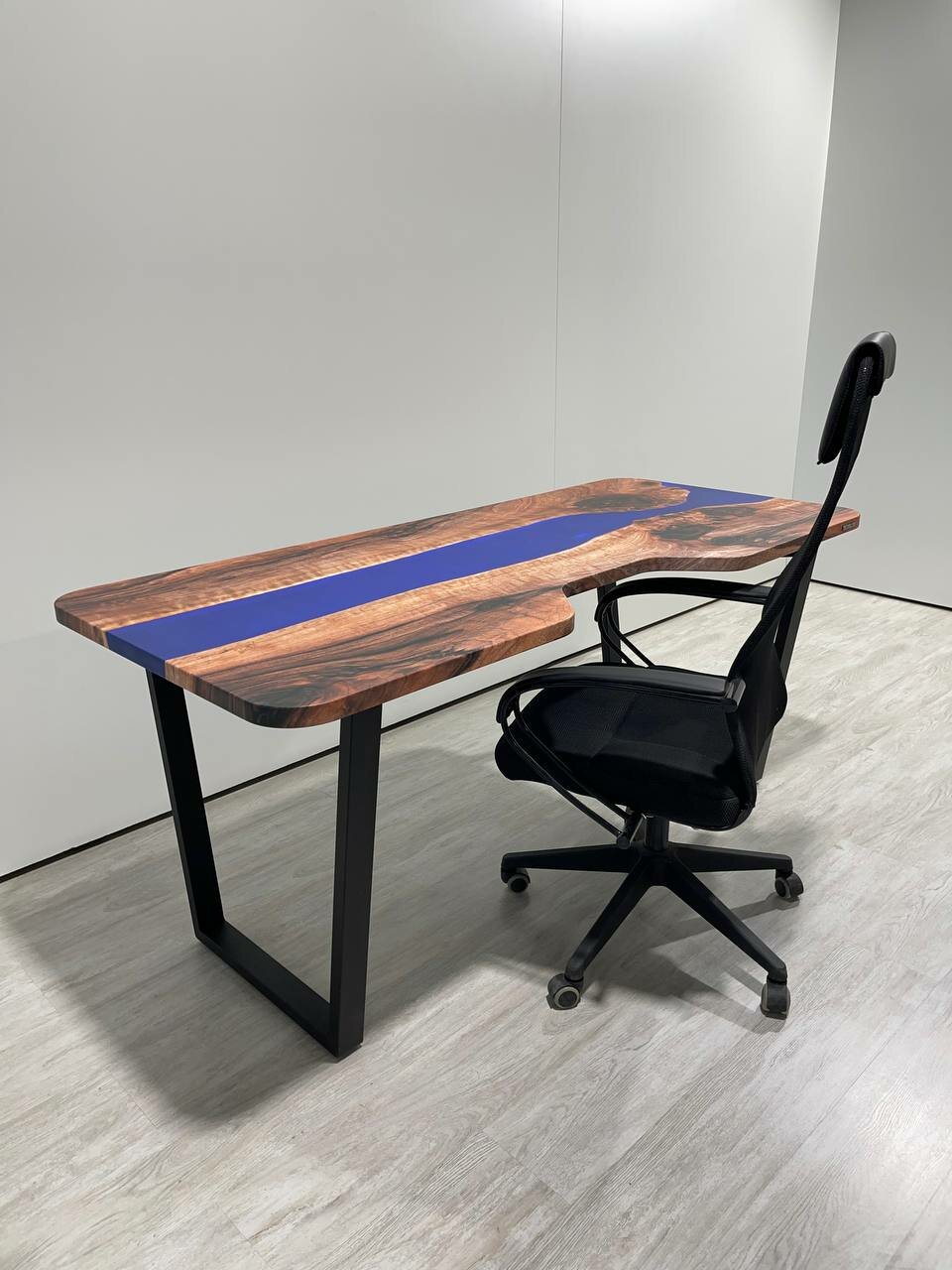 Стол компьютерный письменный 160х80 см THETABLE•RU прямоугольный с вырезом с металлическими ножками, модель 3.2/2.1