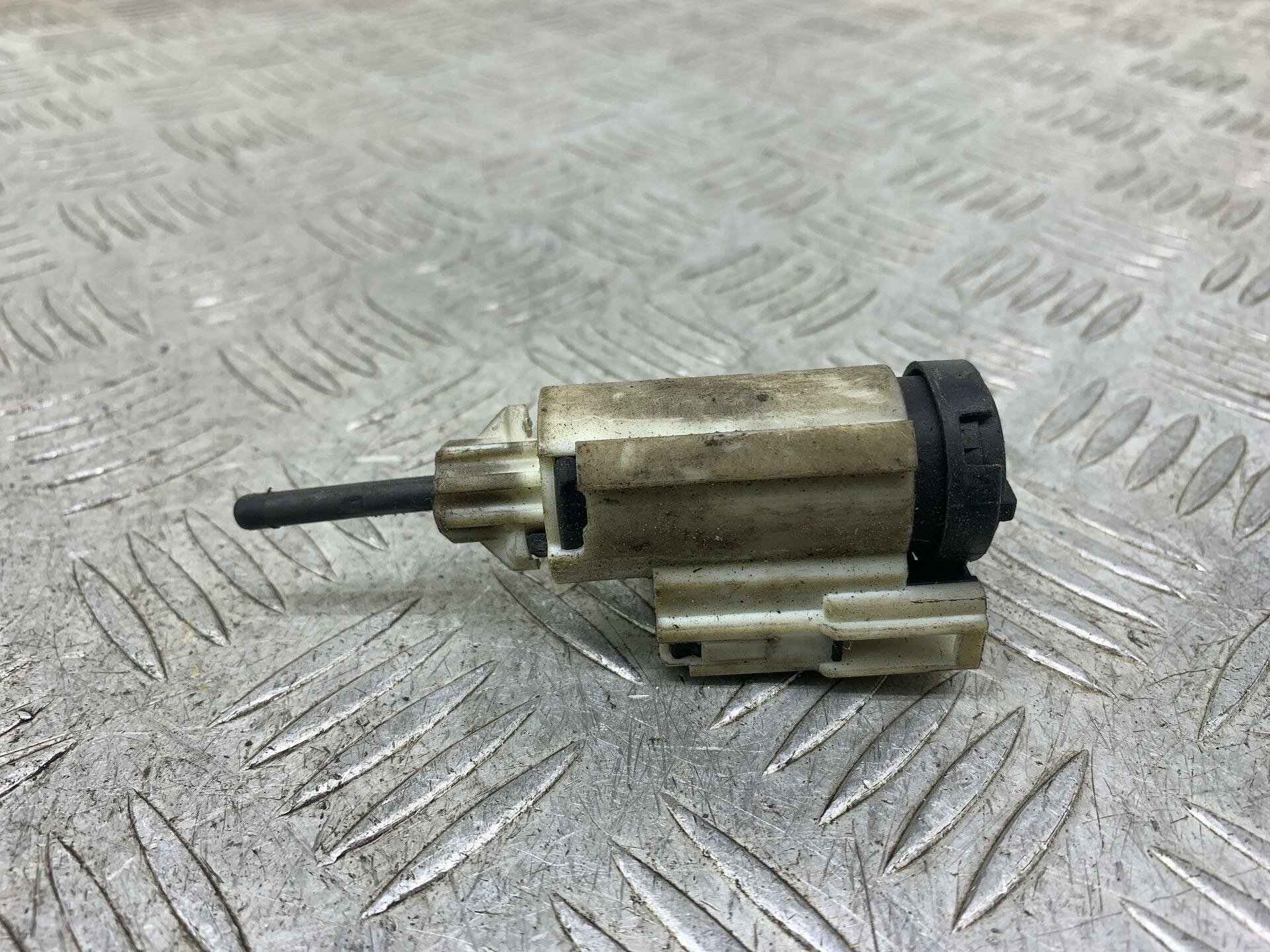 Датчик педали тормоза (лягушка) Audi A4 B6 (2000 - 2006) 8E0927189B