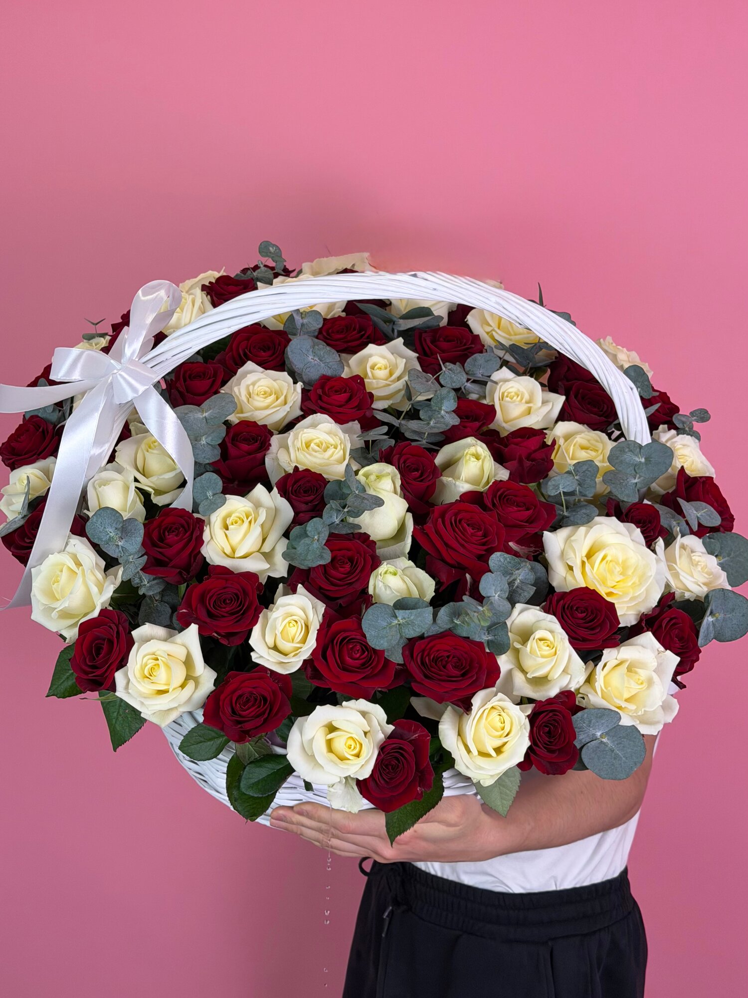 Большая композиция из ароматных красных и белых роз в корзине с доставкой