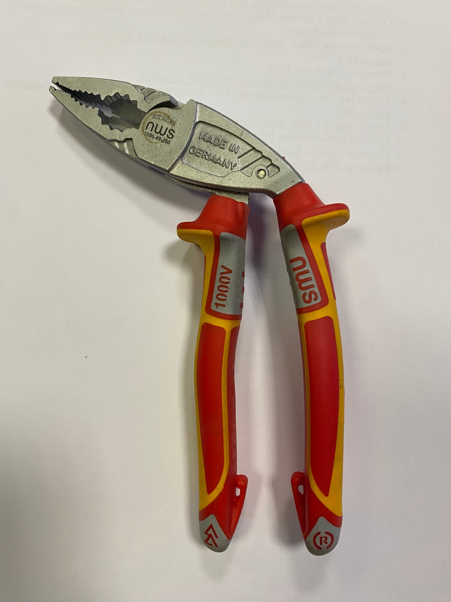 Пассатижи угловые 200мм NWS диэлектрик. 1000В VDE , покрытие Crom, рукоятки SoftDripp , рычажный механизм , производство Германия.