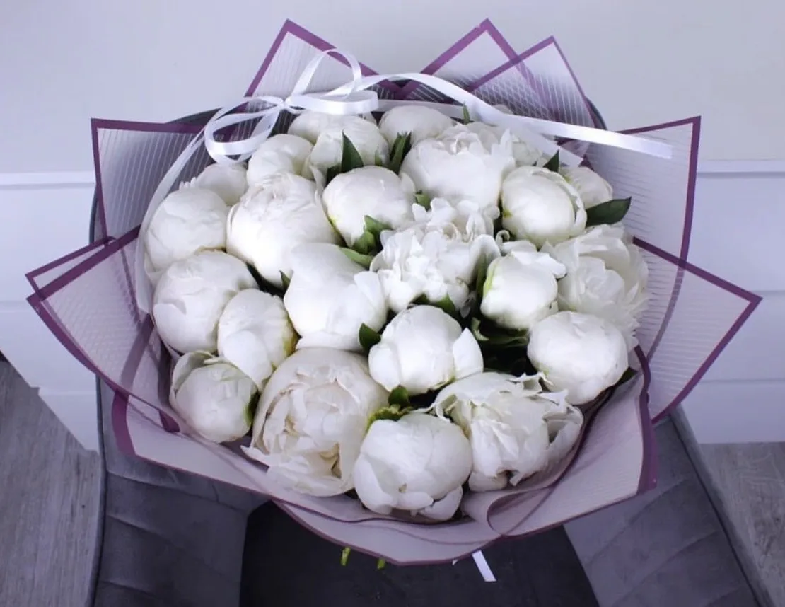 Монобукет THE FLOREAL белые пионы 25 штук, высота 50 см, с бантом