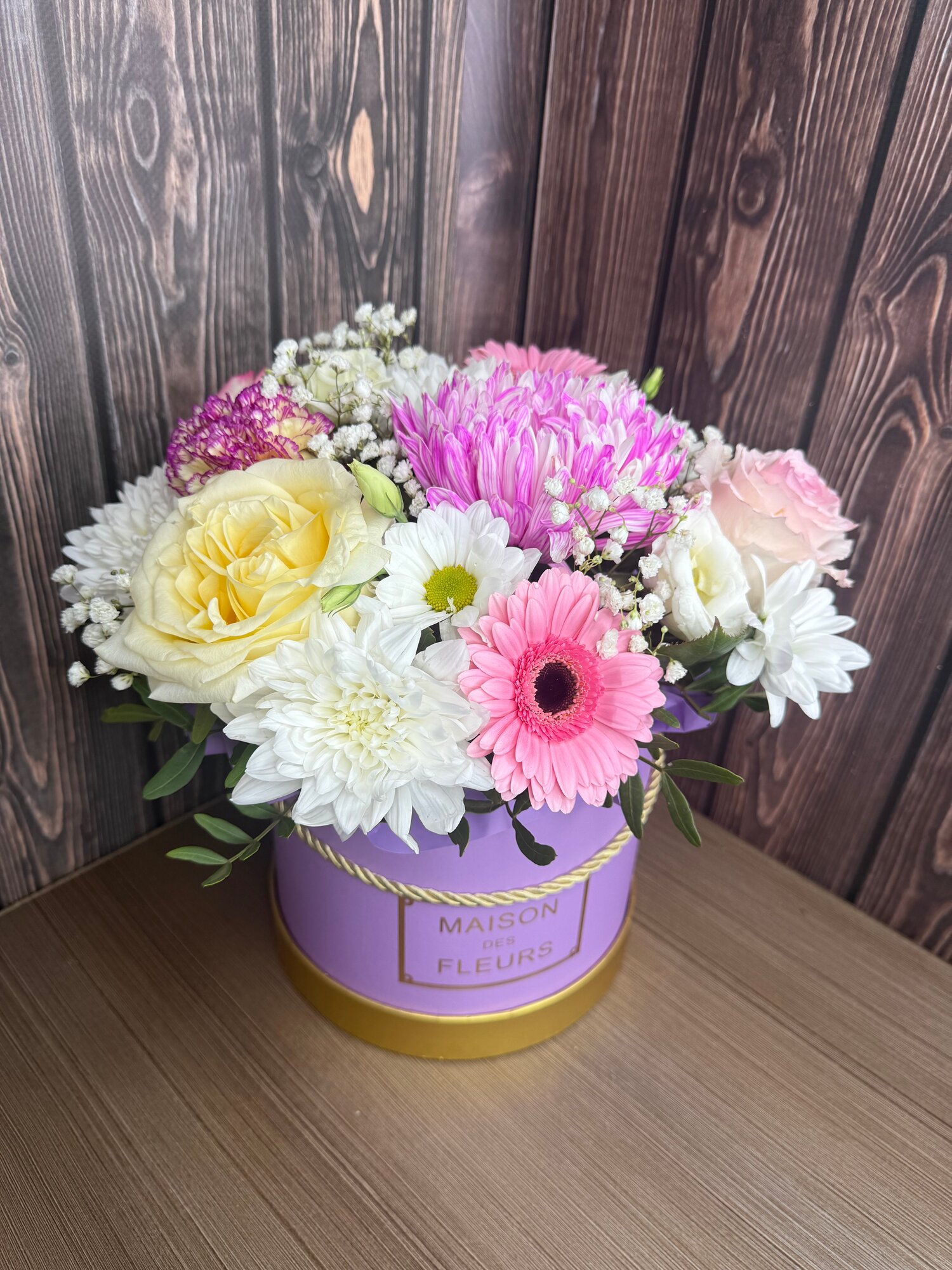 Нежная коробка с ароматной розой , хризантемой и герберой, для любого повода