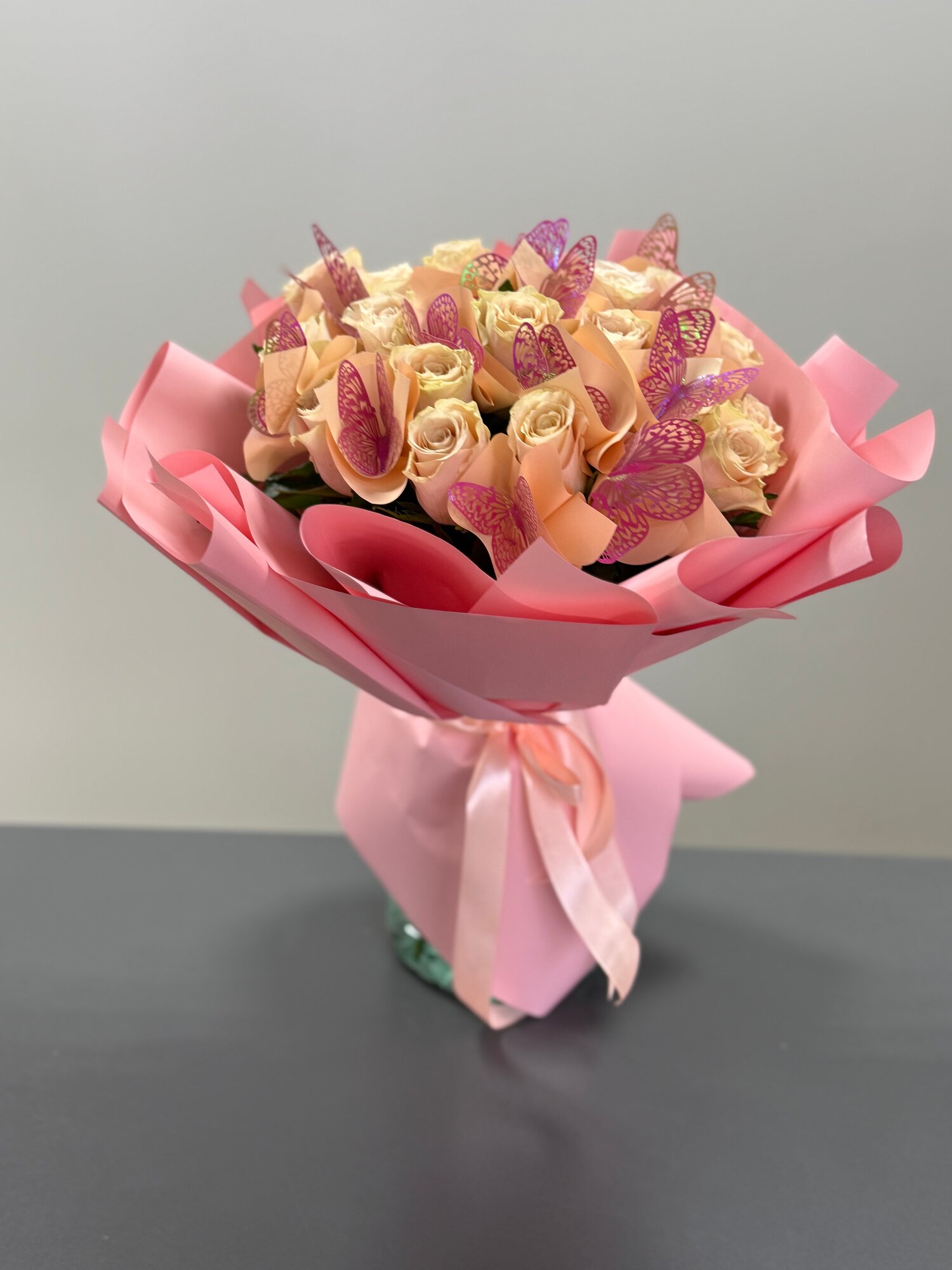 Букет из роз с декоративными бабочками