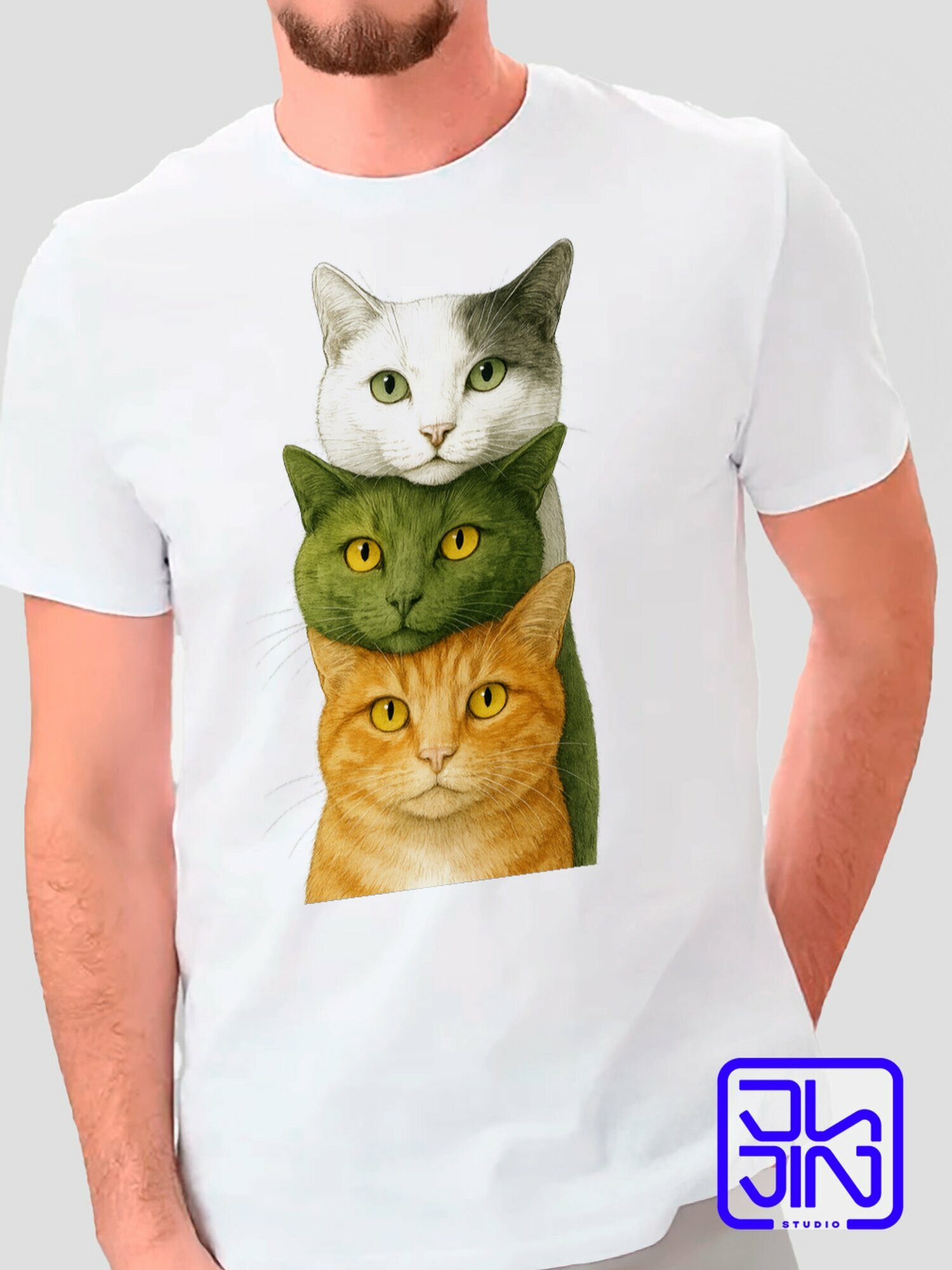 Футболка классическая мужская с авторским принтом Смешные разноцветные три кота веселые белая, зеленая и рыжая кошка необычные, белый хлопковый трикотаж с прикольным рисунком на груди