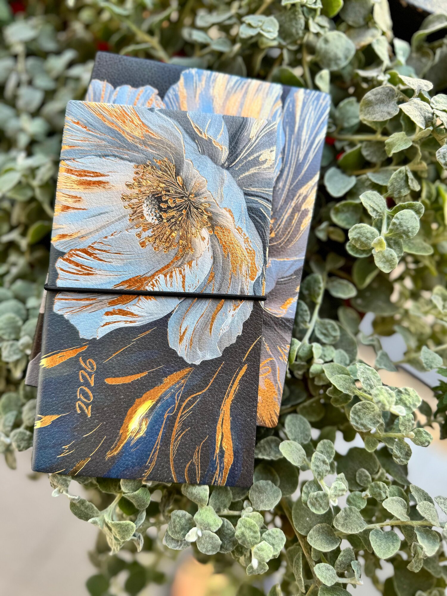 Еженедельник, планер датированный 2026 г А6 175х105 мм, 64 л. на резинке, Белый мак на черном