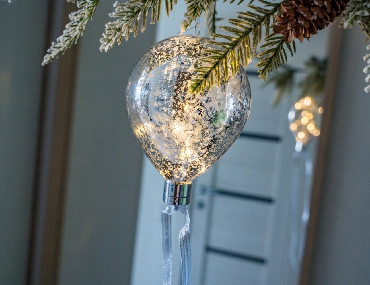Светящаяся ёлочная игрушка изысканный воздушный шарик, серебряный, 6 микро LED-огней, 15 см, батарейки, Peha Magic PT-57165
