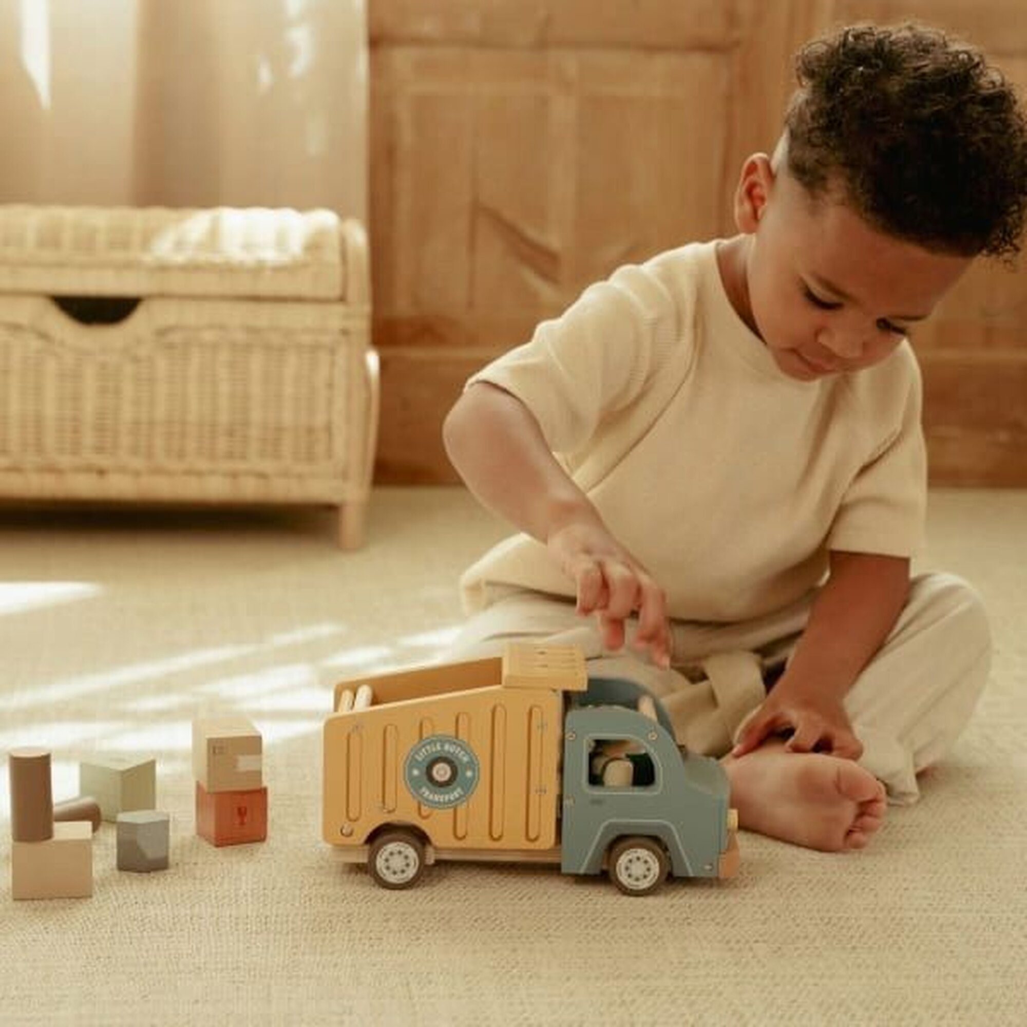 Игровой набор Little Dutch - Детский деревянный Самосвал с аксессуарами и фигурками - LD2535