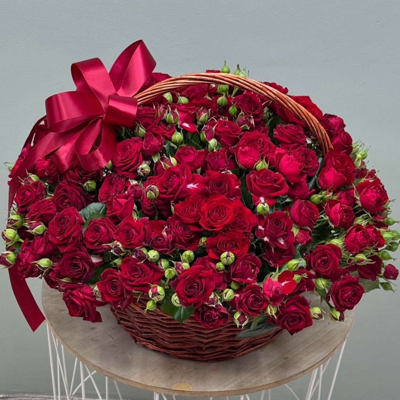 Букет из красных кустовых роз 101 шт в корзине, красивый букет цветов, шикарный, премиум цветы, премиум букет