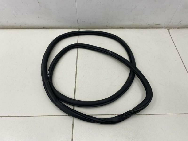 Уплотнитель проема двери задней правой Volkswagen Polo HB 2009