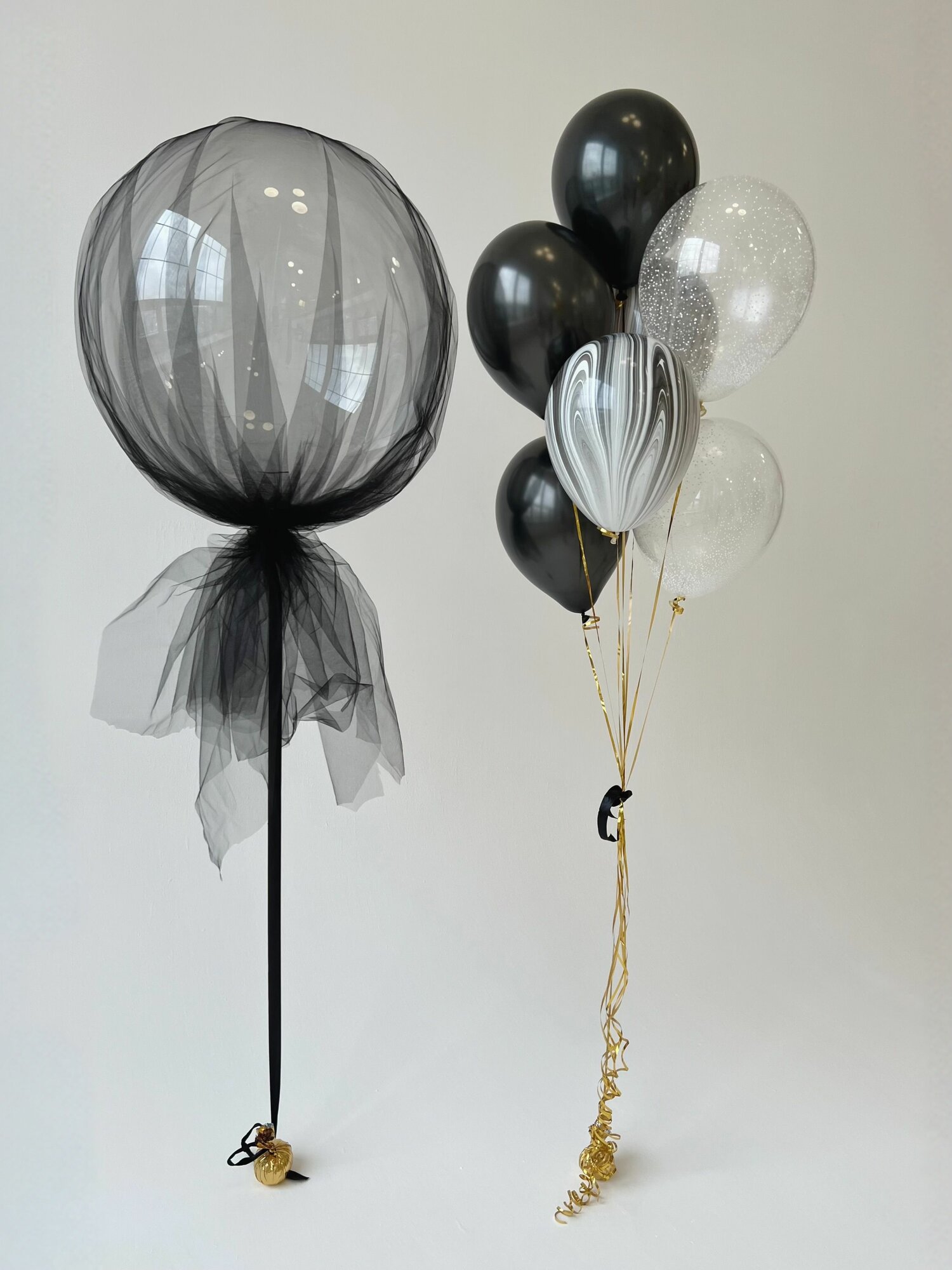 Фольгированные воздушные шары и шар баблс с гелием надутые в фонтан из гелиевых шаров "Объятия ночи", 8 шт