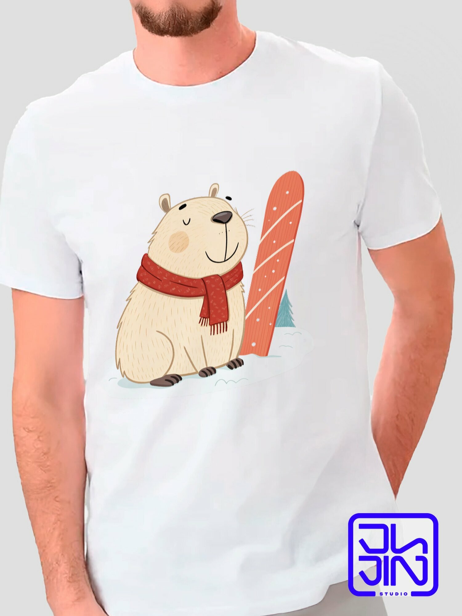 Футболка классическая мужская с авторским принтом Смешной бежевый бобр на сноуборде в песочном шарфе, крутой зимний экстрим, белый хлопковый трикотаж с прикольным рисунком на груди