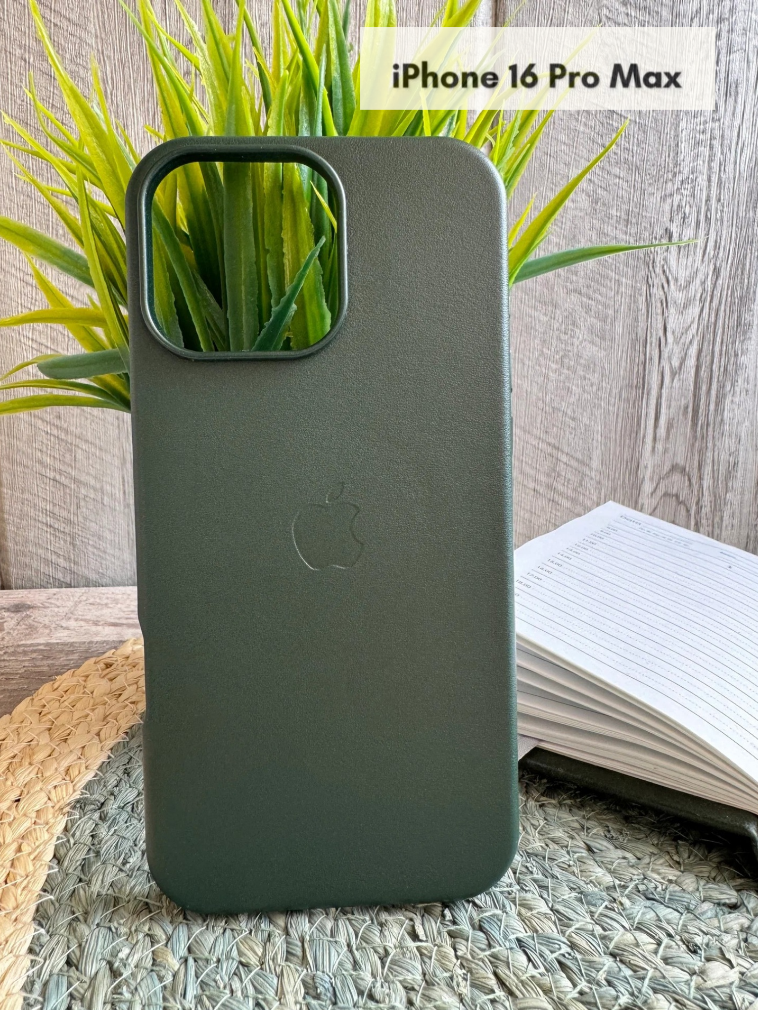 Чехол зеленый для IPhone 16 Pro Max Leather Case с поддержкой беспроводной зарядки и анимацией